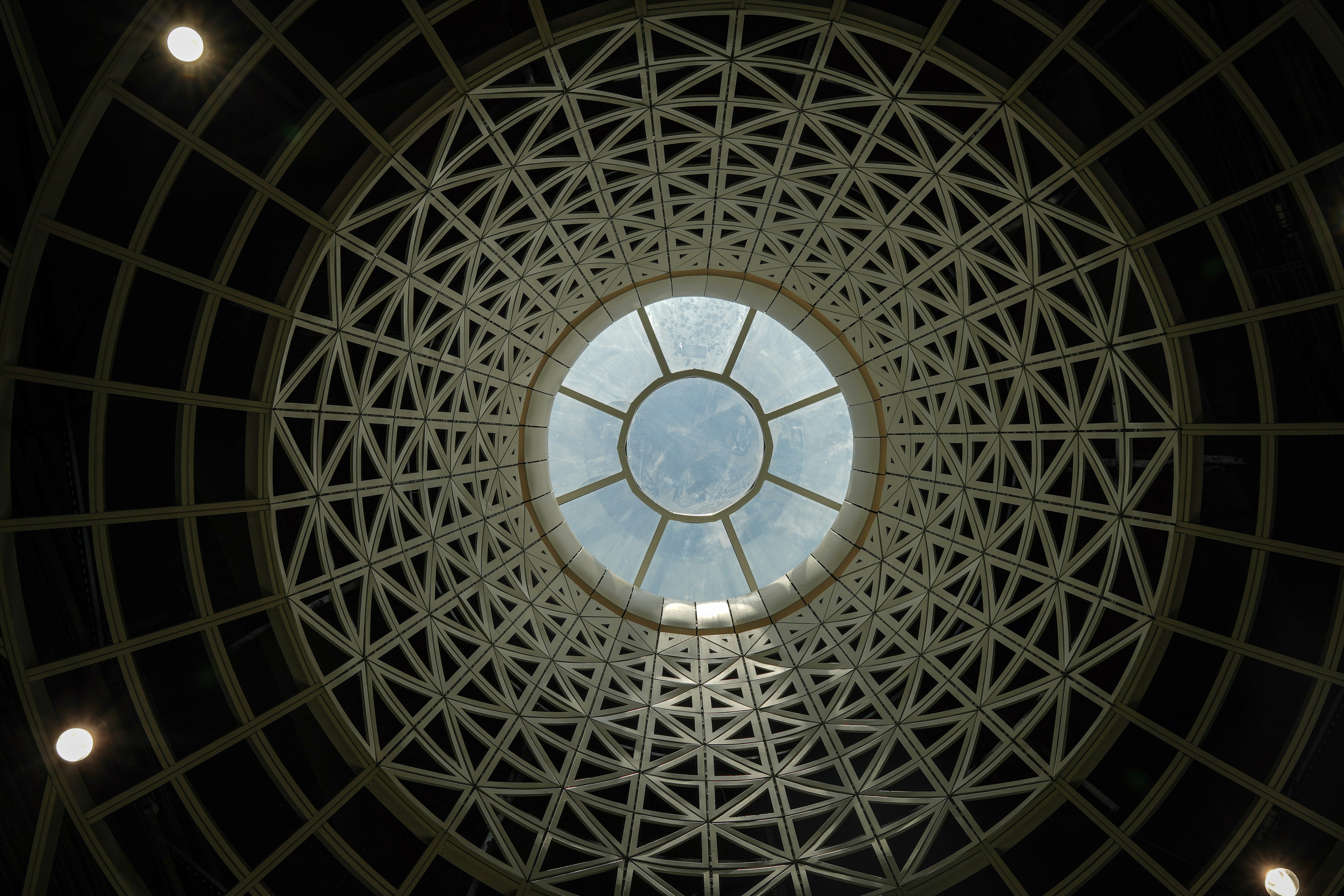 A dome with a circular sky window. photo – Free Building Image on Unsplash