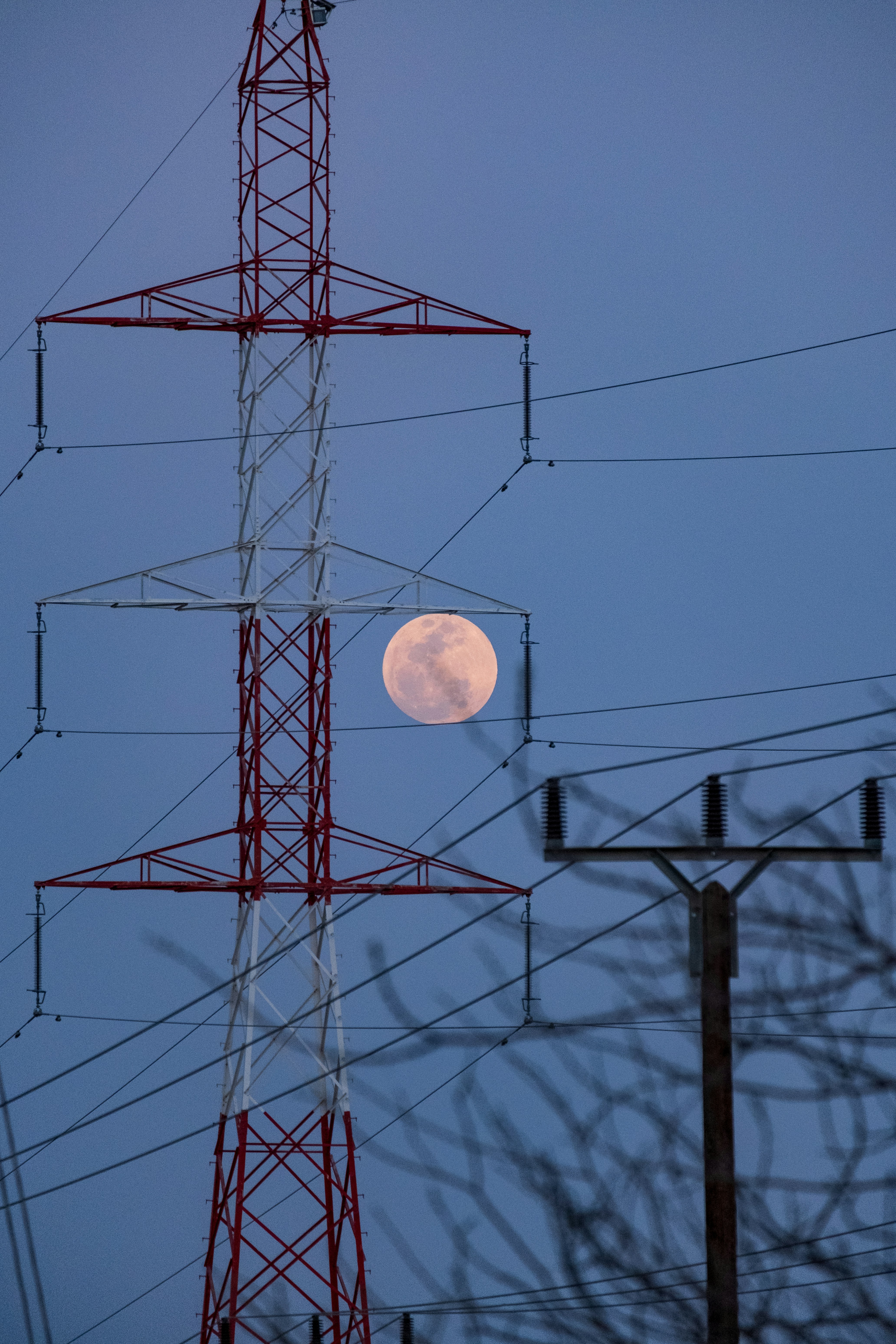 La luna brilla detrás de las líneas eléctricas. foto – Imagen de Luna ...