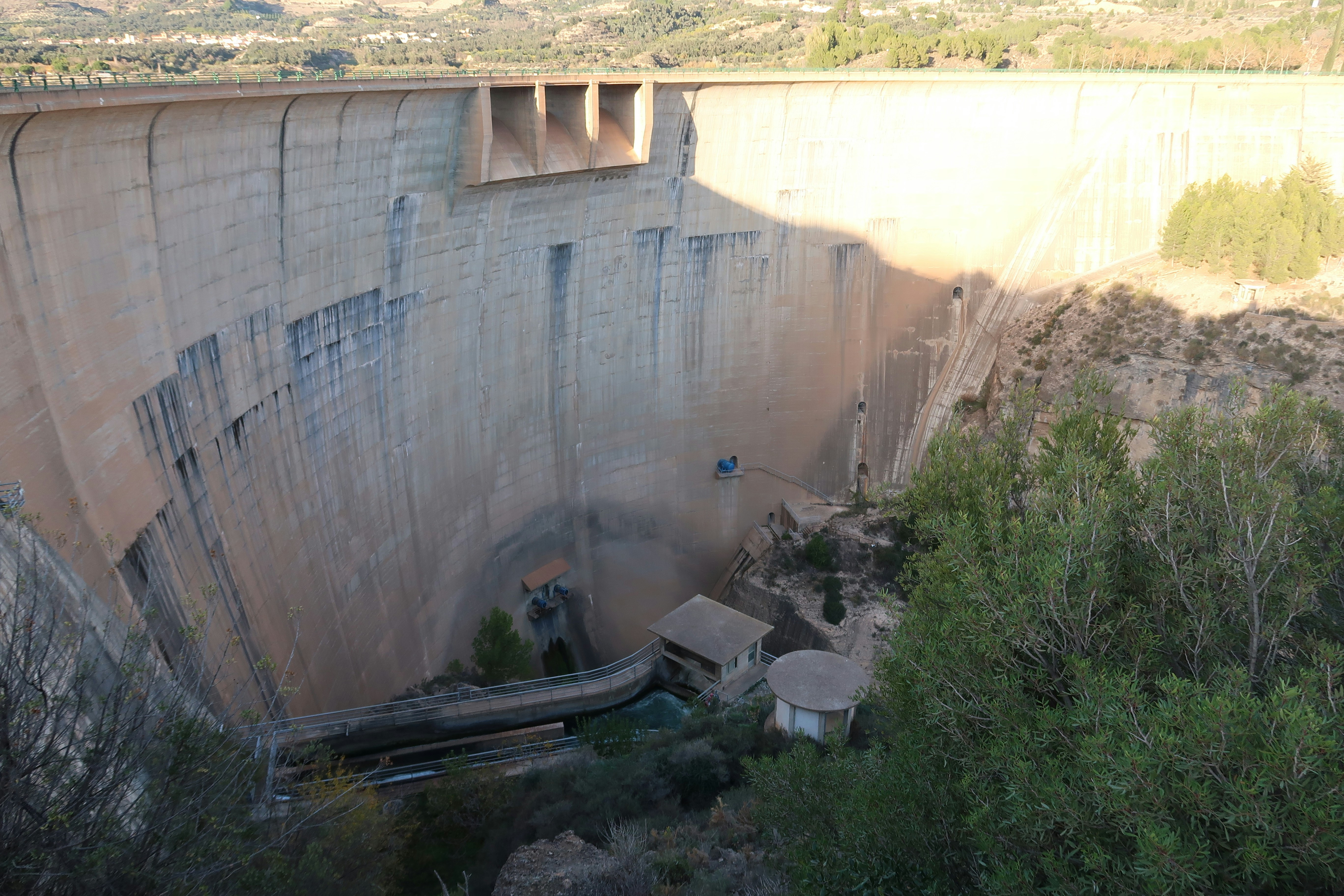 A massive concrete dam. photo – Free Building Image on Unsplash