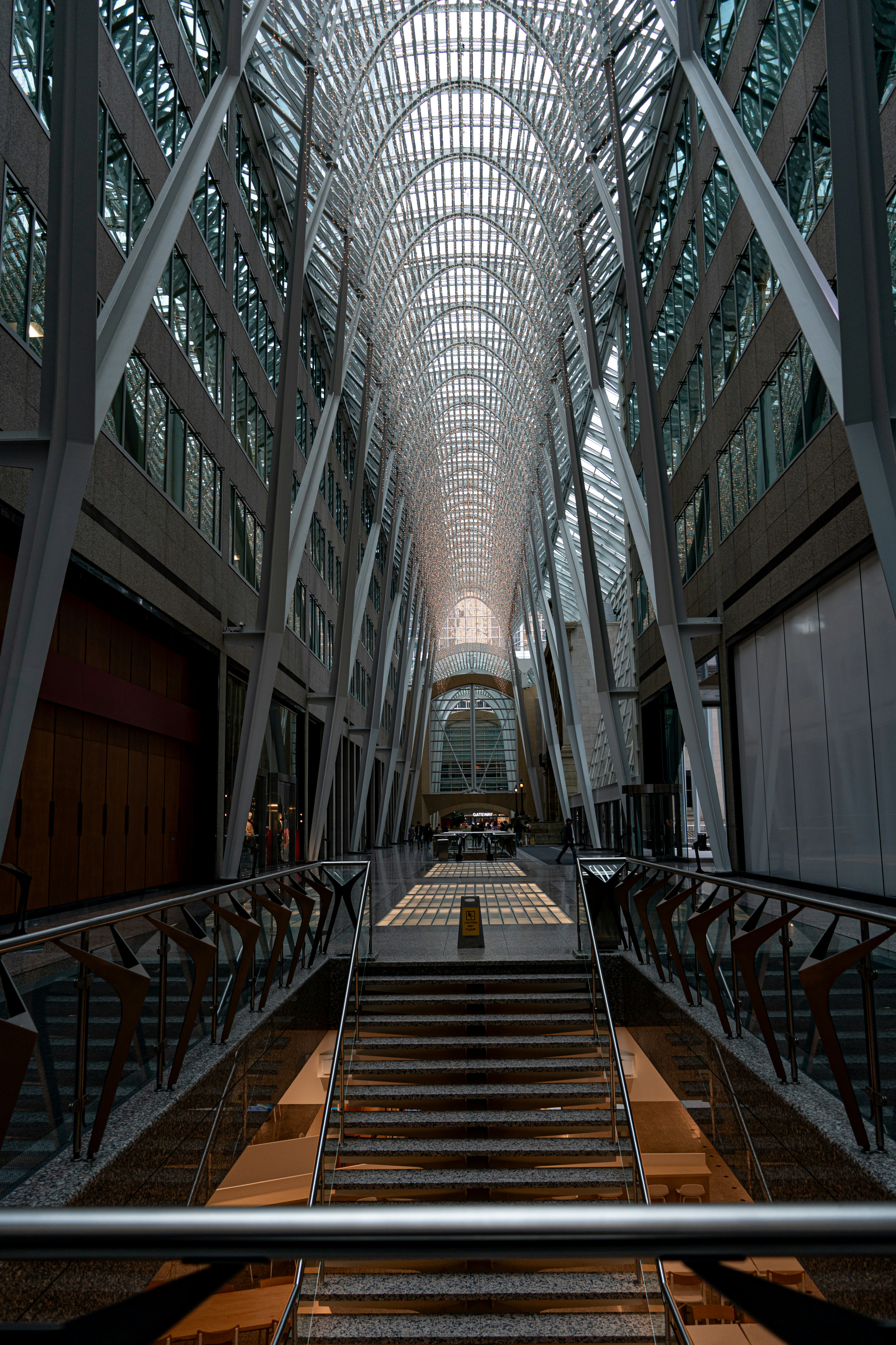 À l’intérieur d’un bâtiment moderne, une vue architecturale grandiose ...