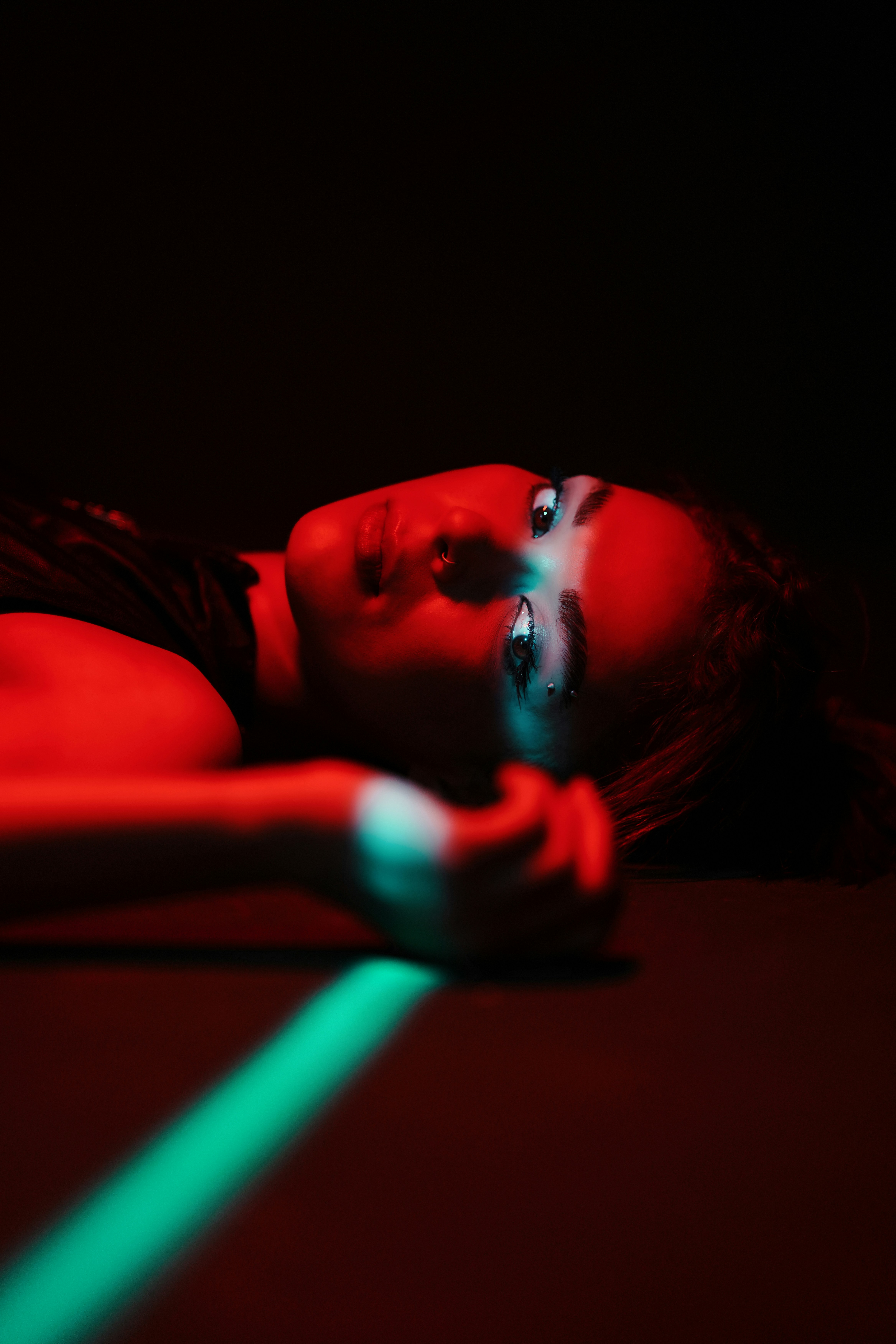 A luz vermelha ilumina uma mulher deitada. foto – Imagem grátis na Unsplash