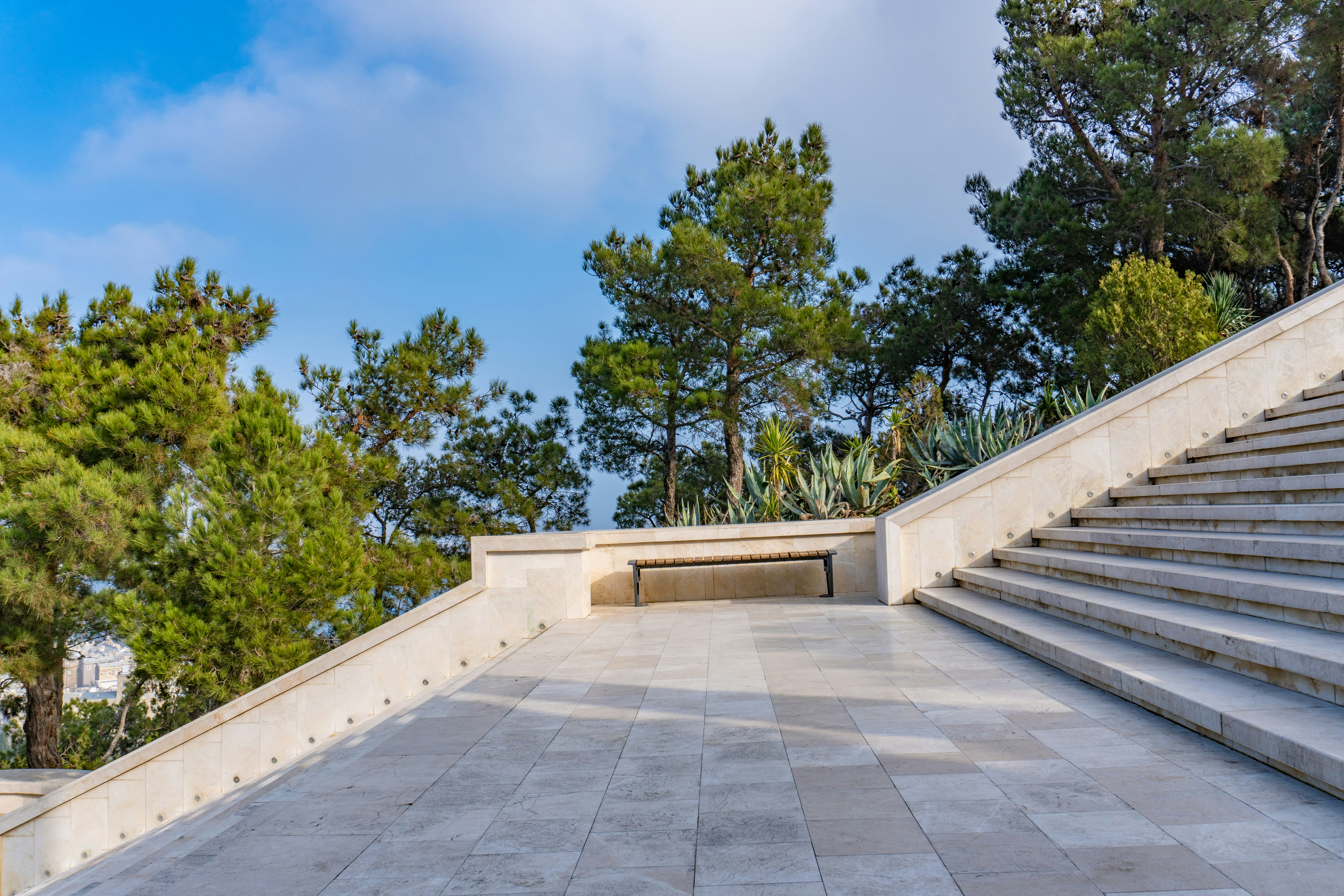 Stairs lead to an overlook in a park. photo – Free Travel Image on Unsplash