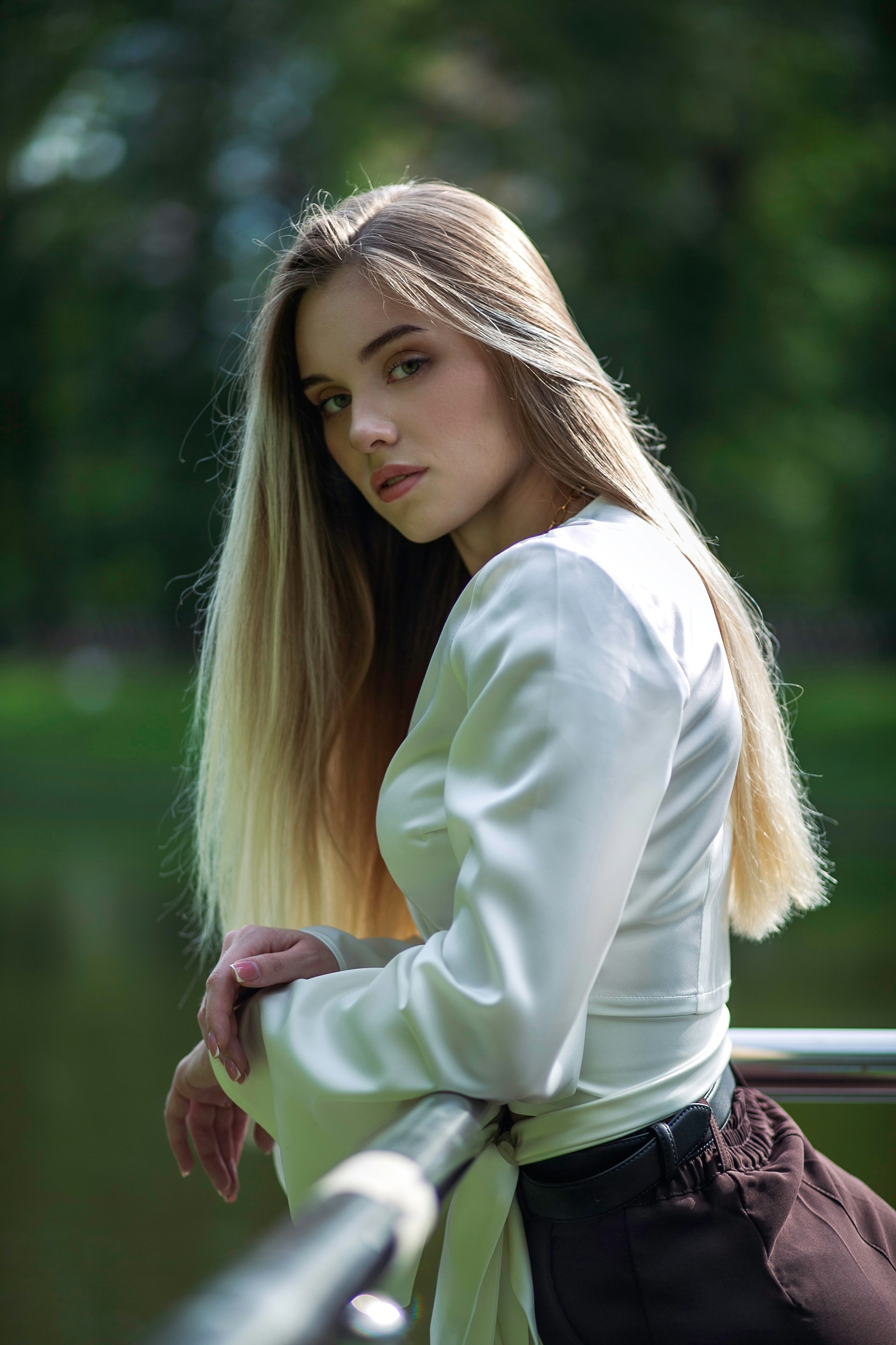 Blonde woman leans on railing, looking at the camera. photo – Free Portrait Image on Unsplash