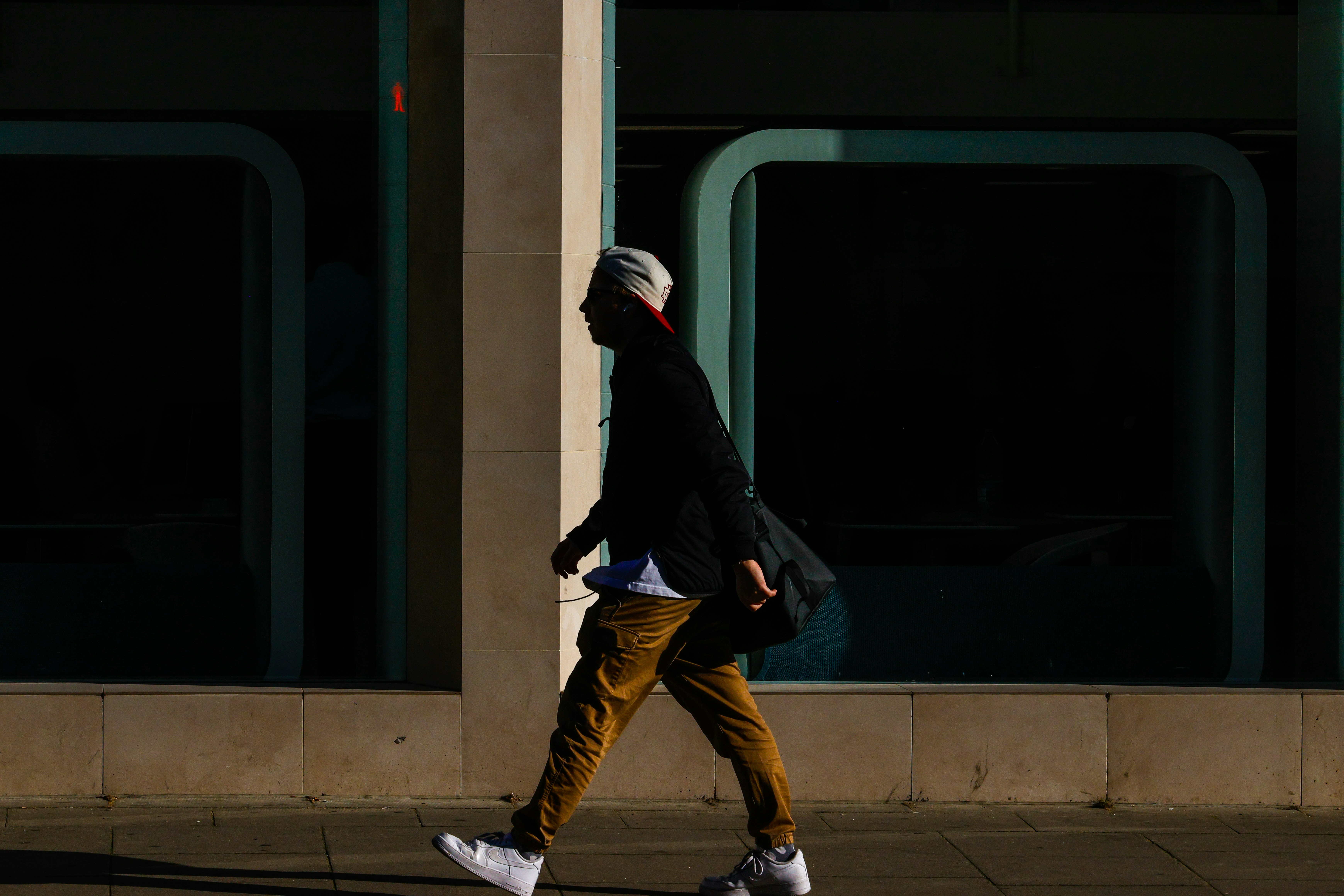 A person walks past a window. photo – Free Man Image on Unsplash