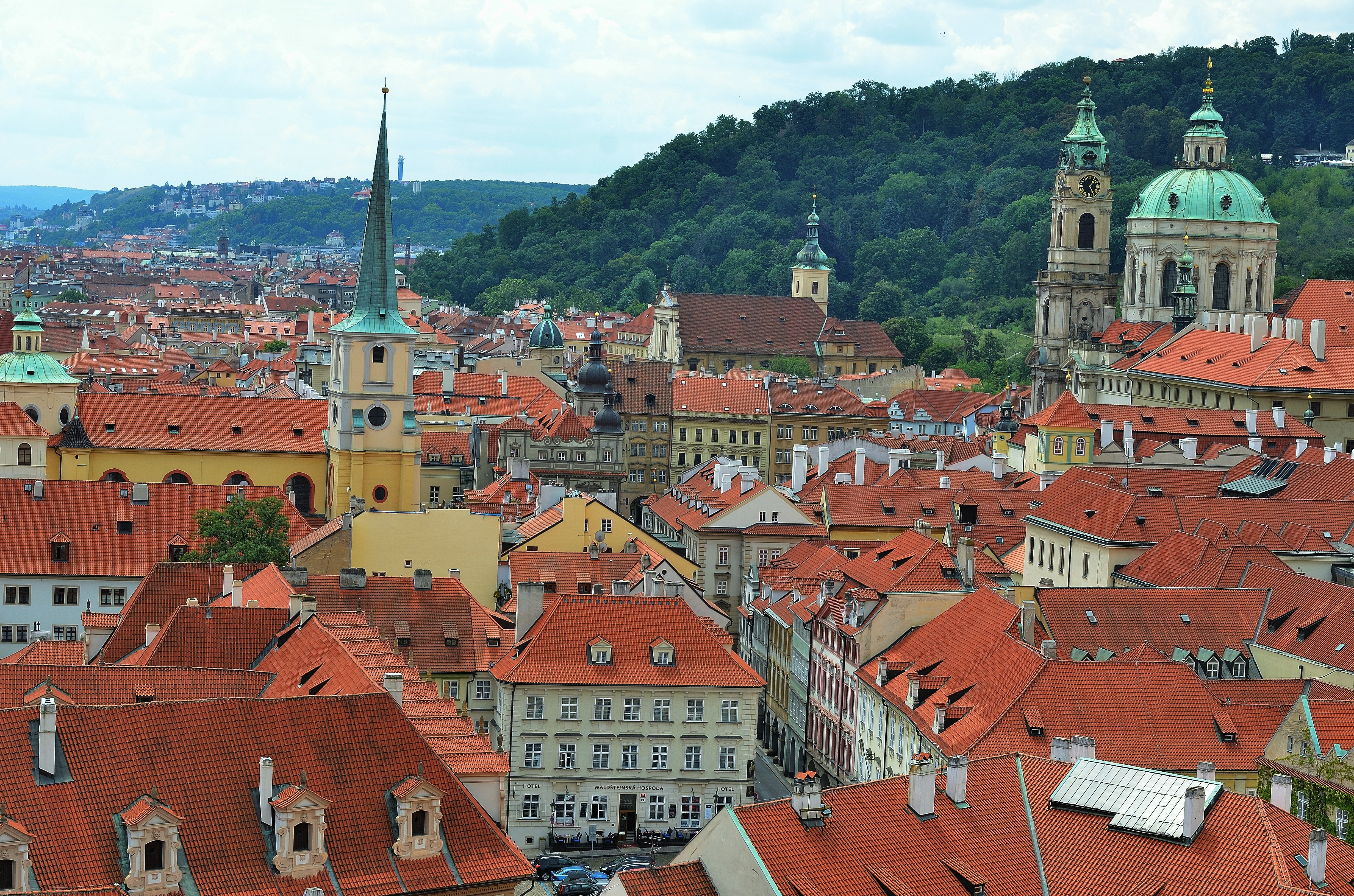 Los icónicos tejados rojos y la hermosa arquitectura de Praga. foto ...