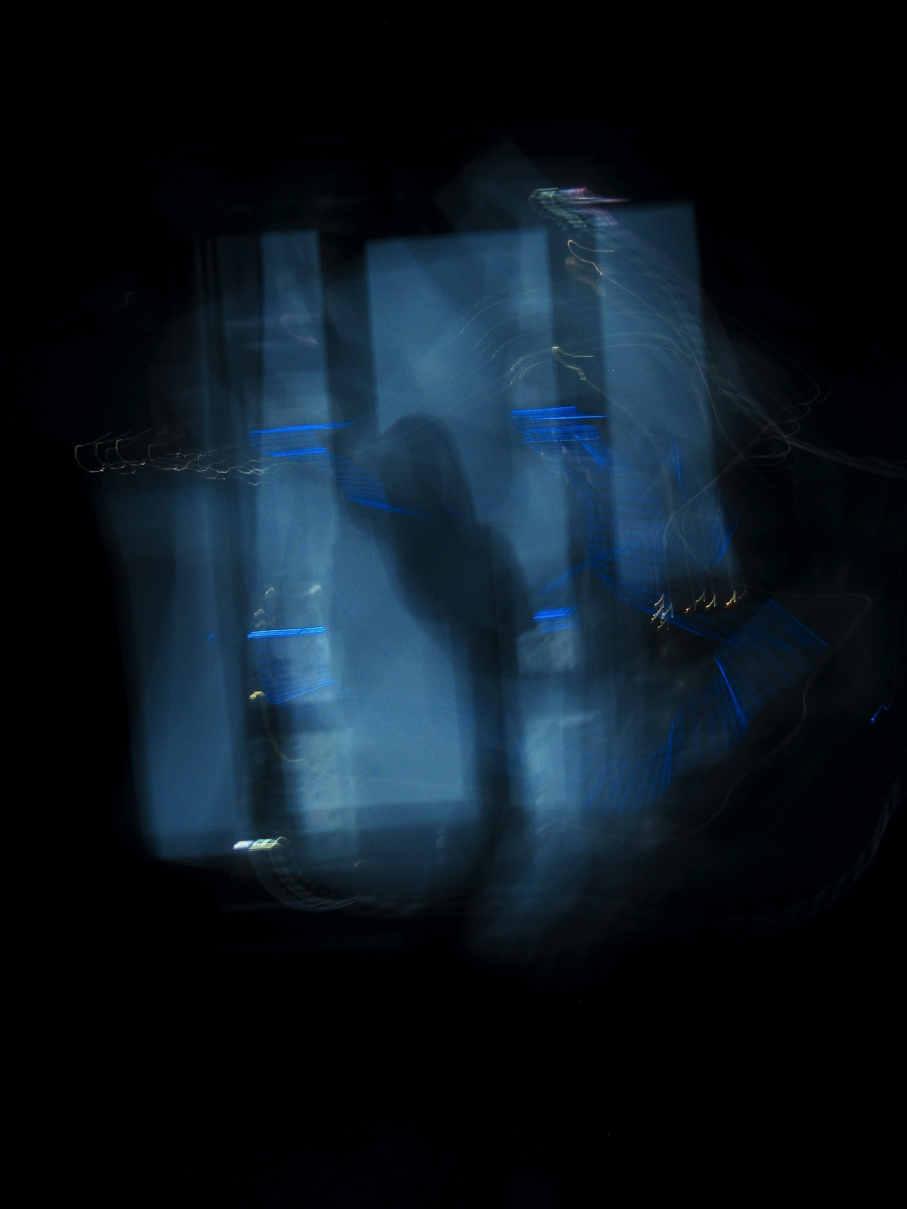 A blurry, blue abstract art form. photo – Free Woman Image on Unsplash