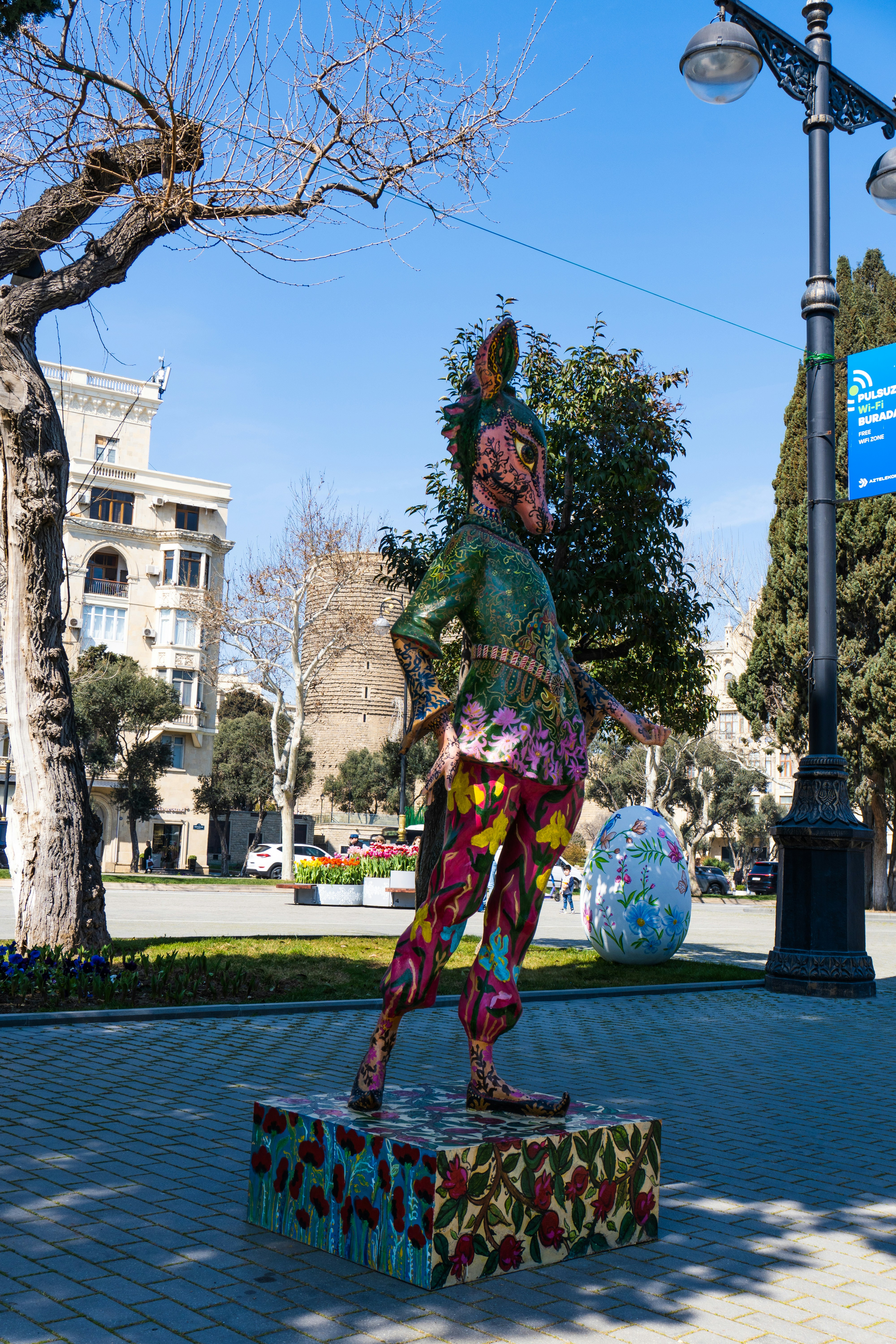 Colorful Street-Stage Figure: A Painted Performer in a Sunny Plaza