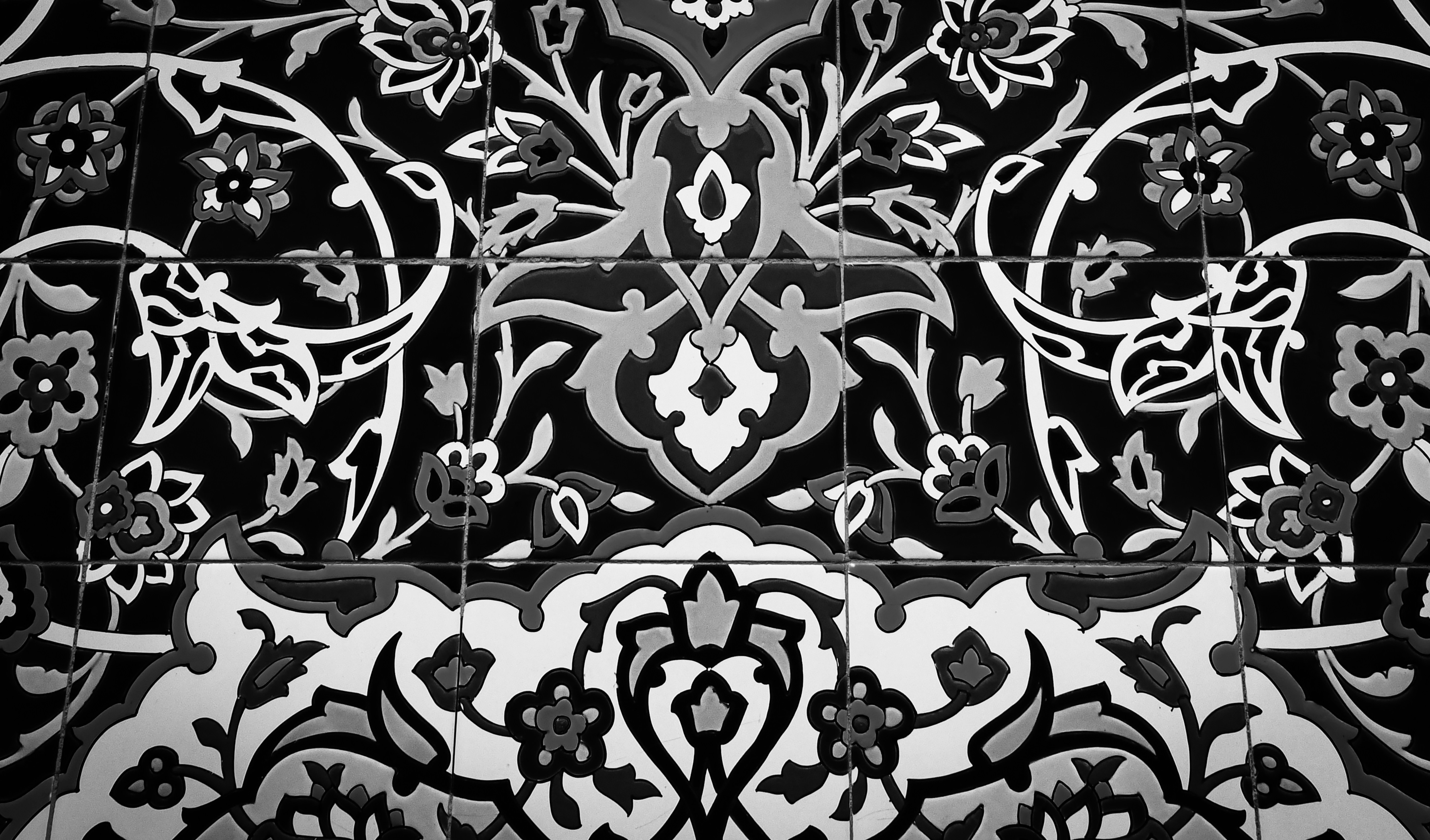 Ornamental floral pattern on ceramic tiles in monochrome. photo – Free ...