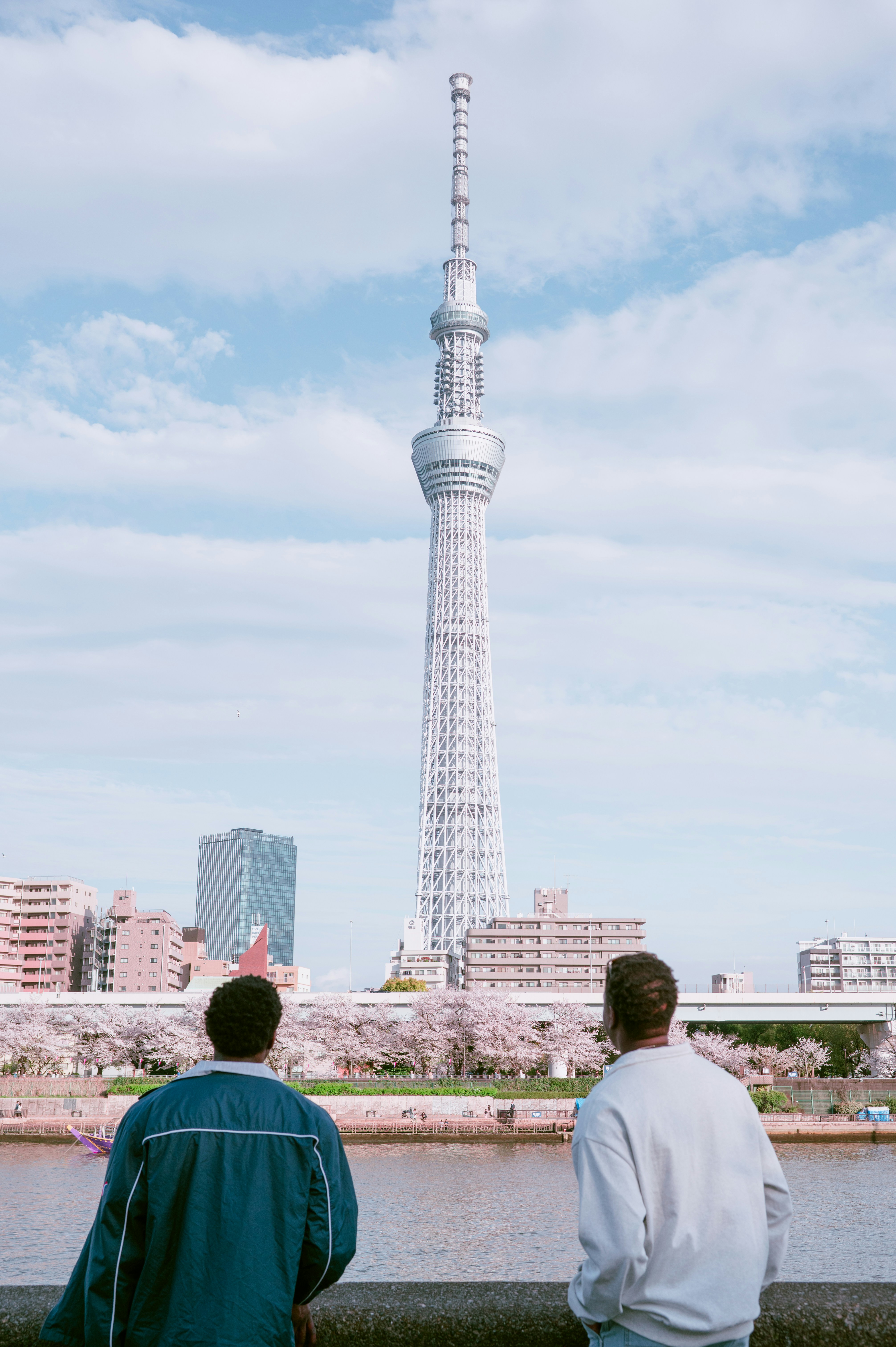 Two people admire the tokyo skytree tower. photo – Free Travel Image on Unsplash