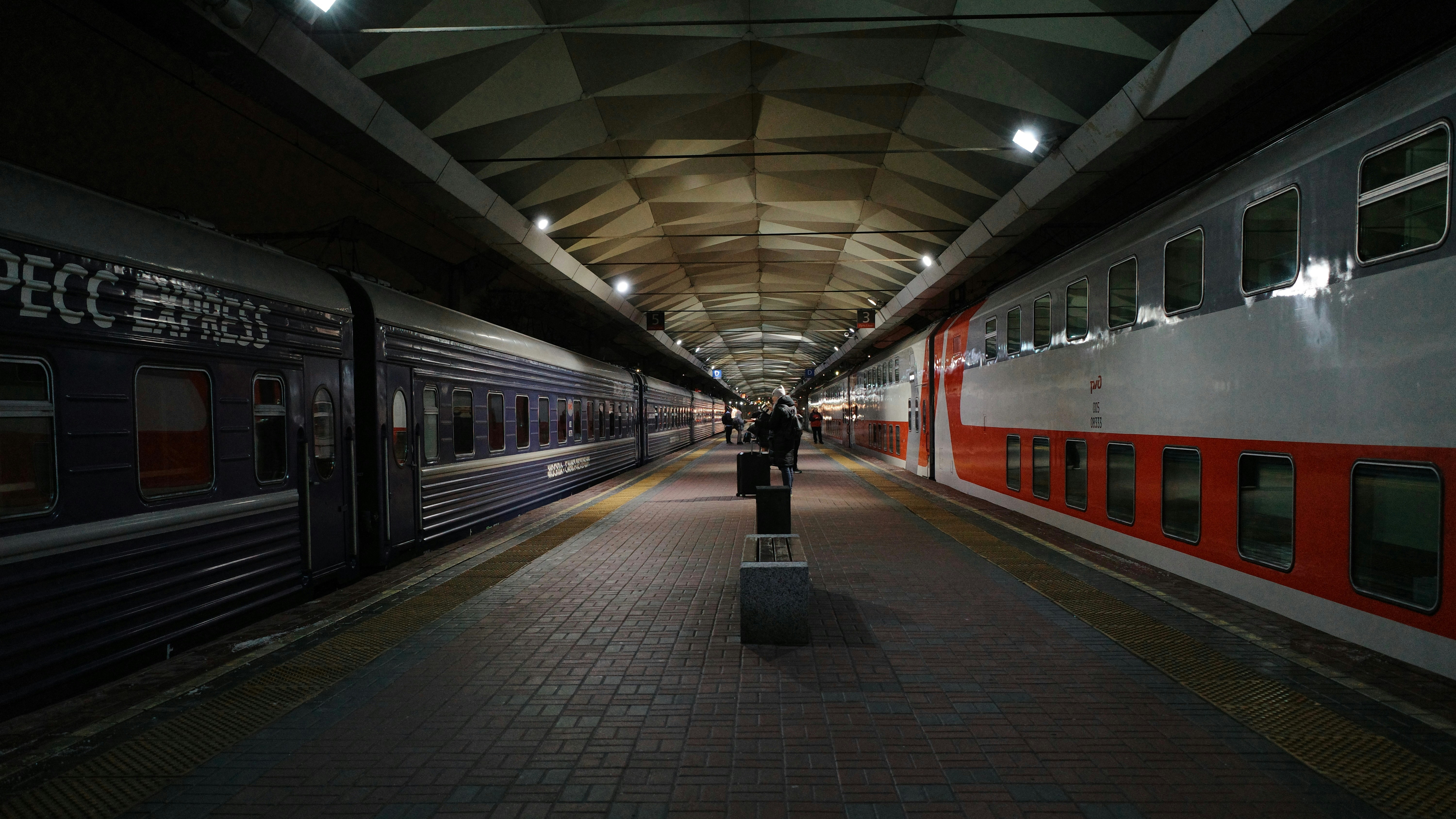A train platform with trains on each side. photo – Free Wallpaper Image on Unsplash