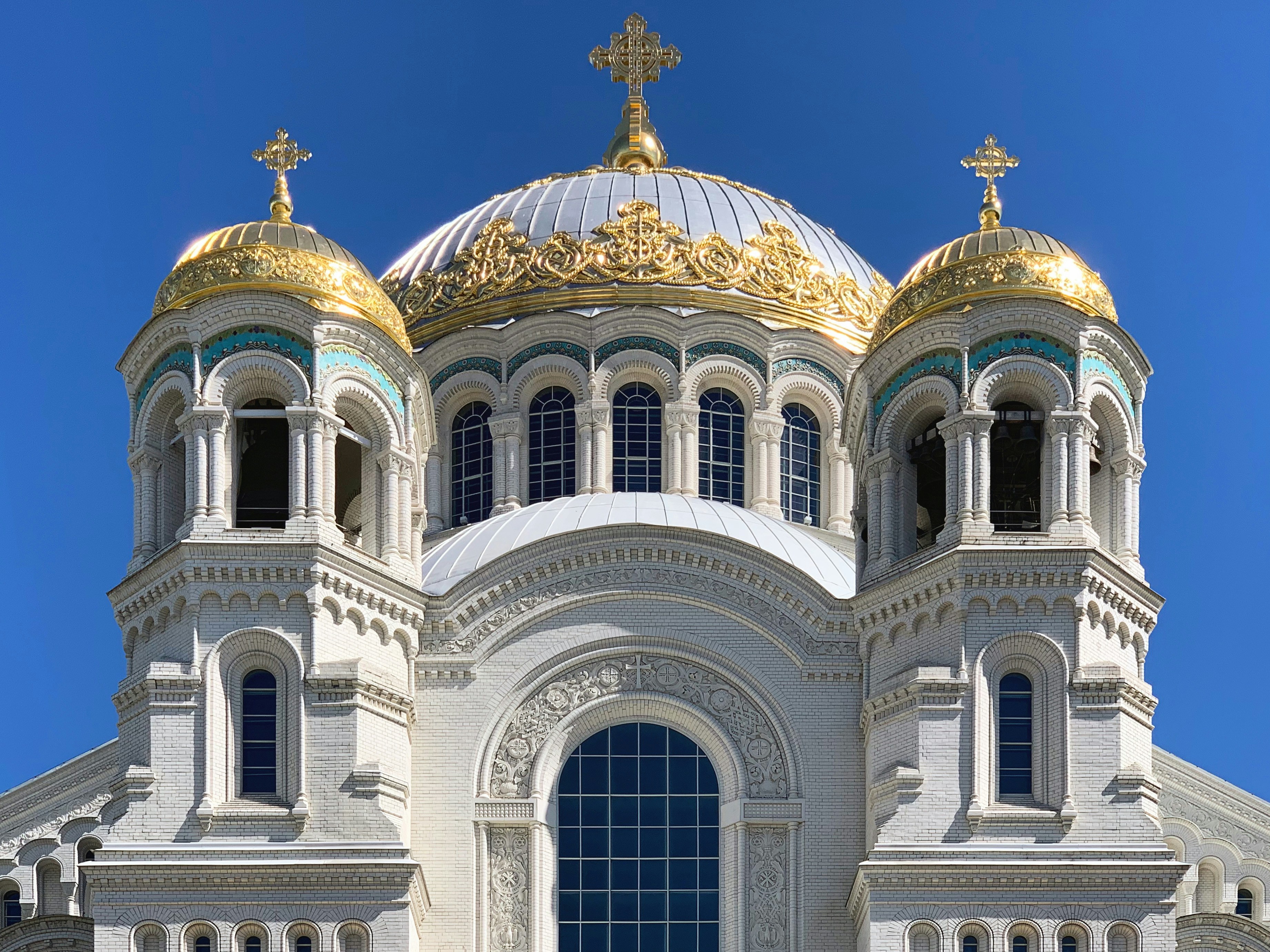 Gold-Crowned Cathedral: White Marble Vaults Against a Cerulean Sky