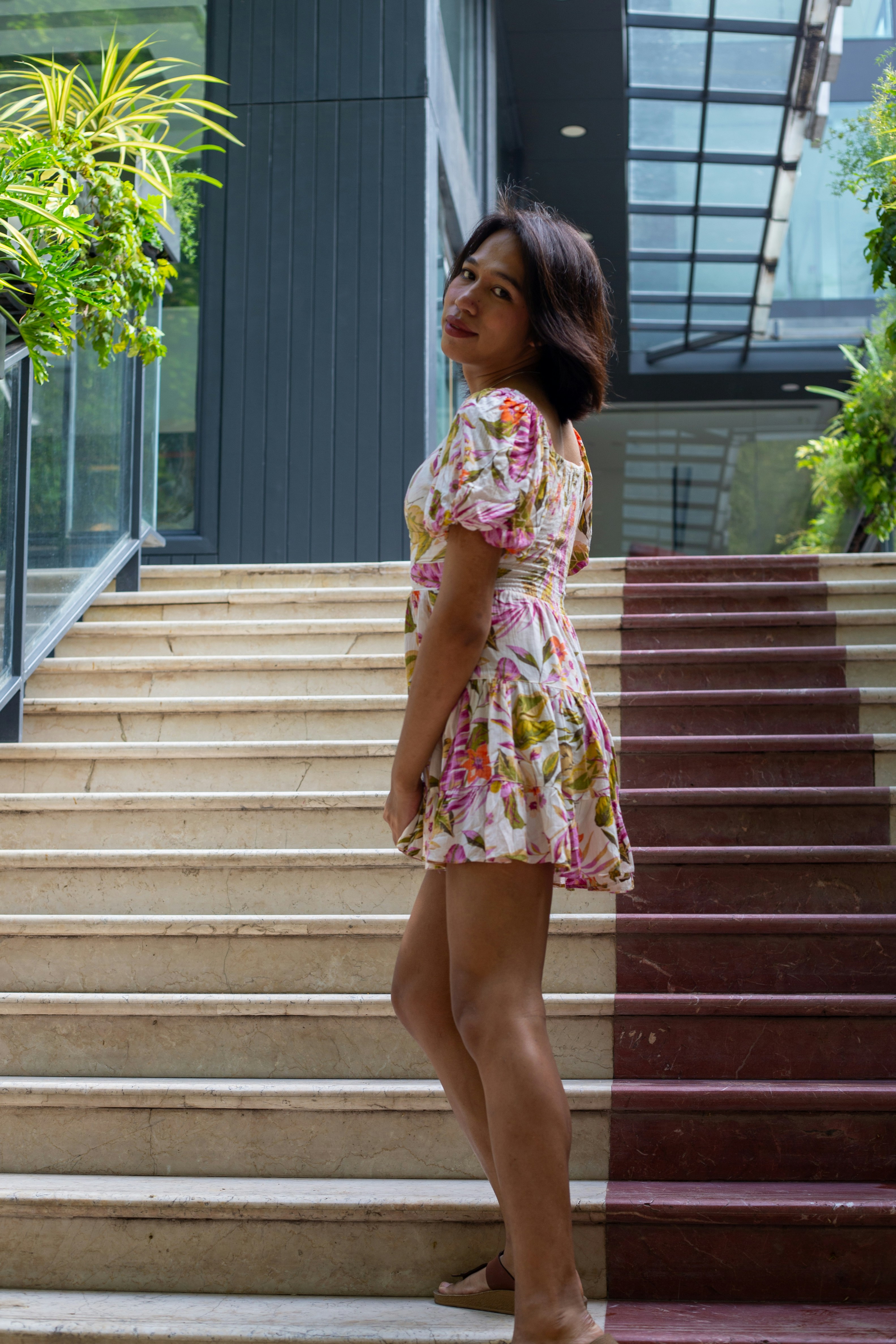 Femme en robe pose sur les escaliers à l’extérieur. photo – Image gratuite de Fille sur Unsplash