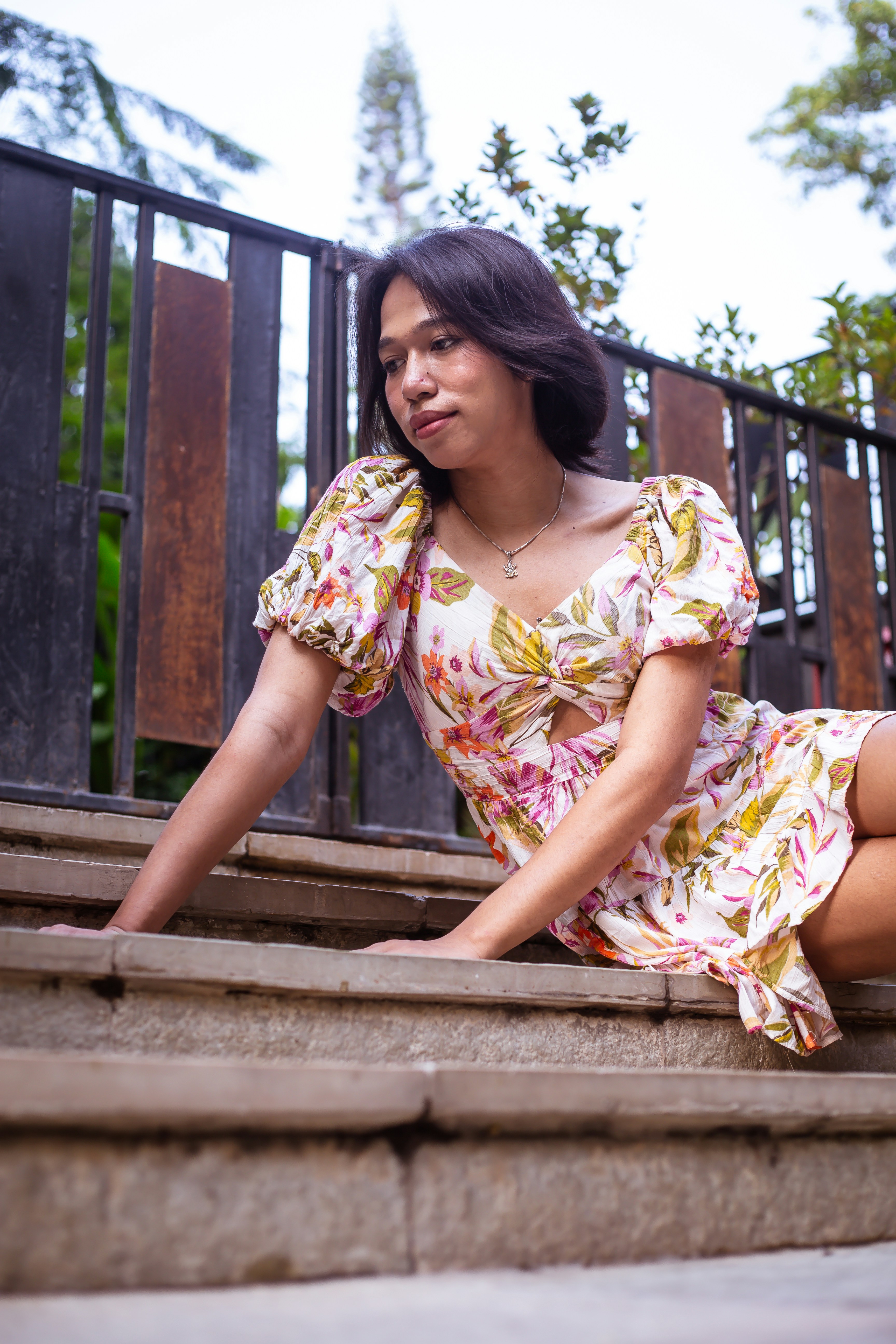 Una mujer posa en las escaleras con un bonito vestido. foto – Imagen de Mujer gratuita en Unsplash