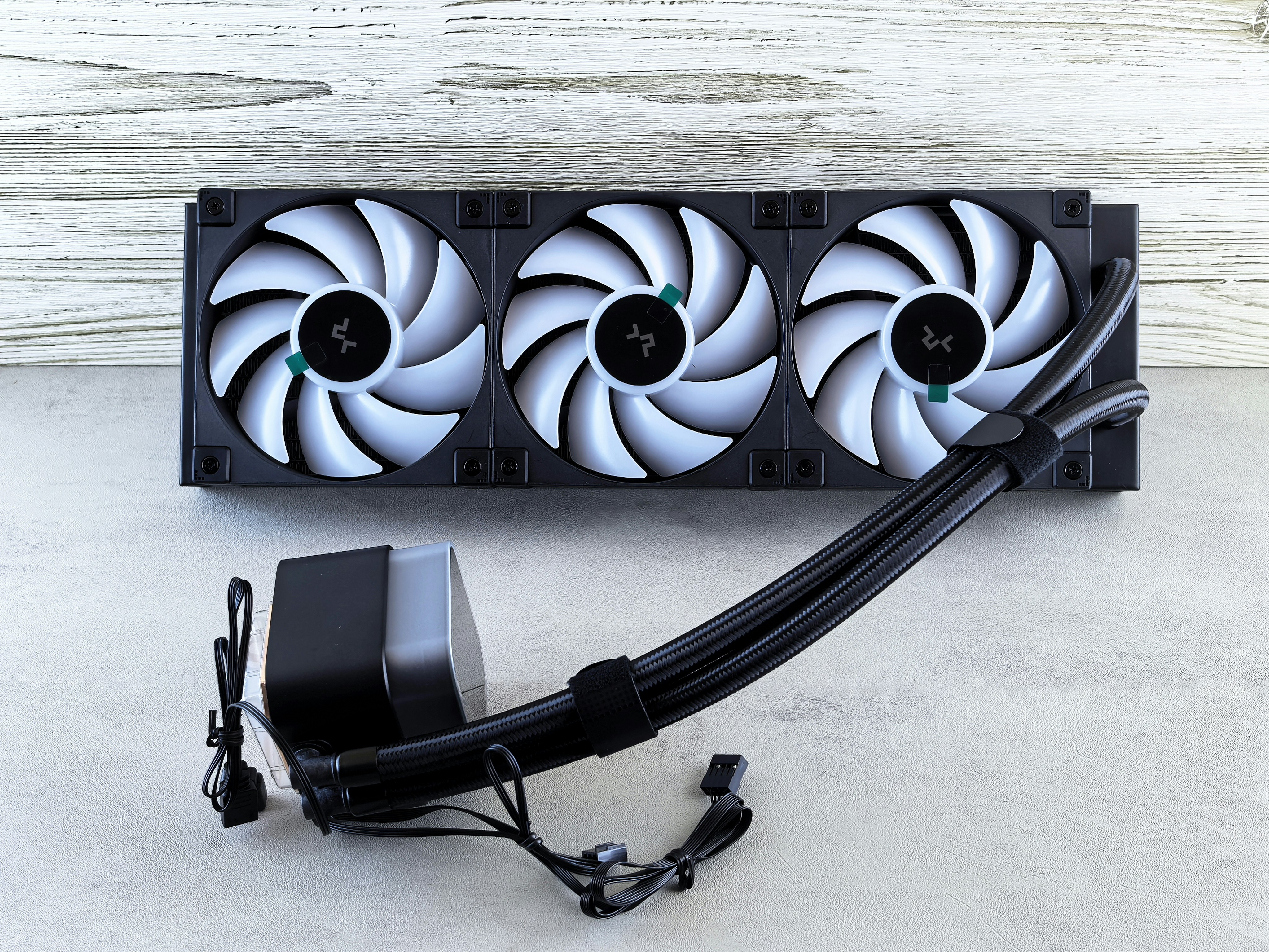 A liquid cooler with three fans. photo – Free Hardware Image on Unsplash
