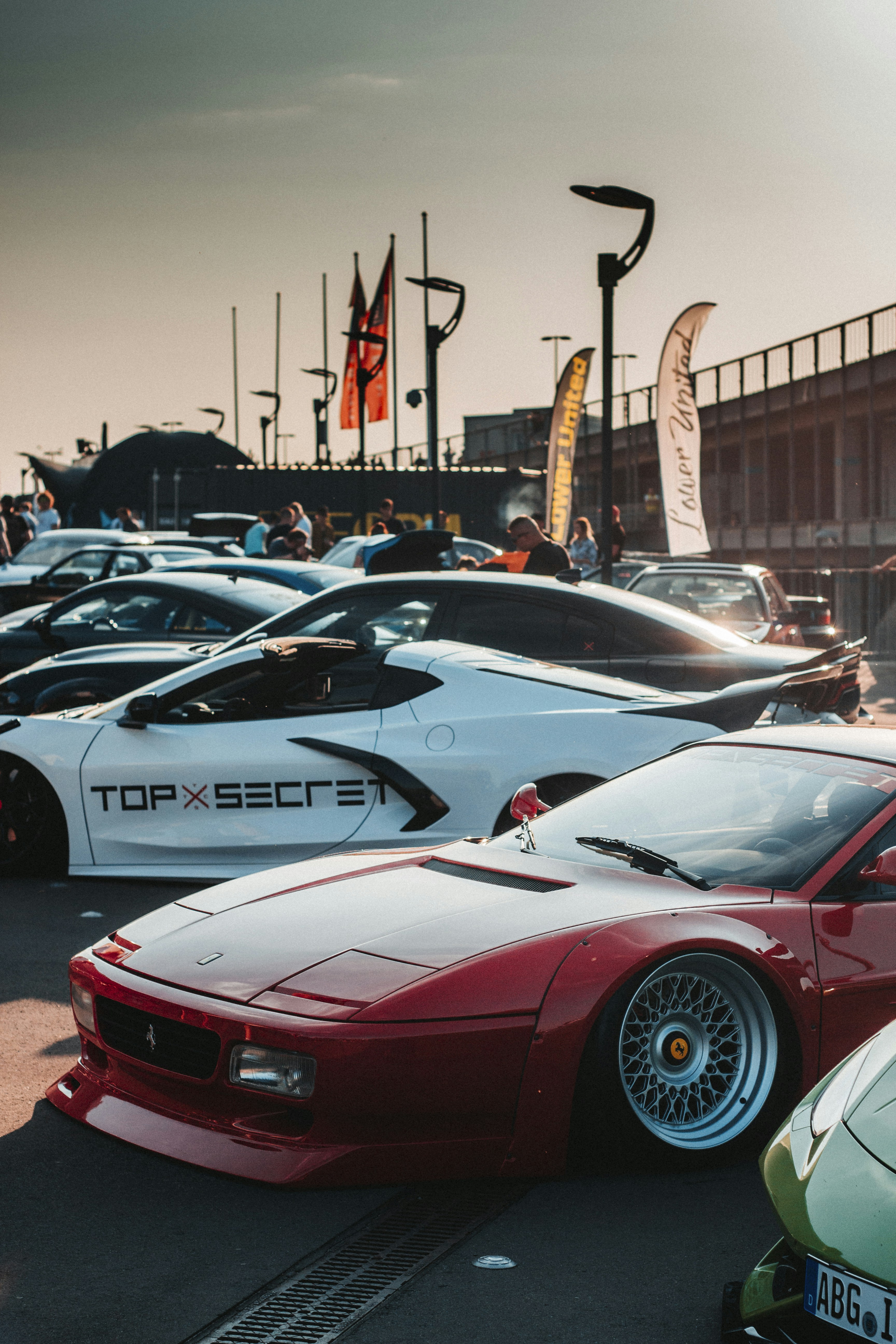 Cars are parked at a car show. photo – Free Car Image on Unsplash