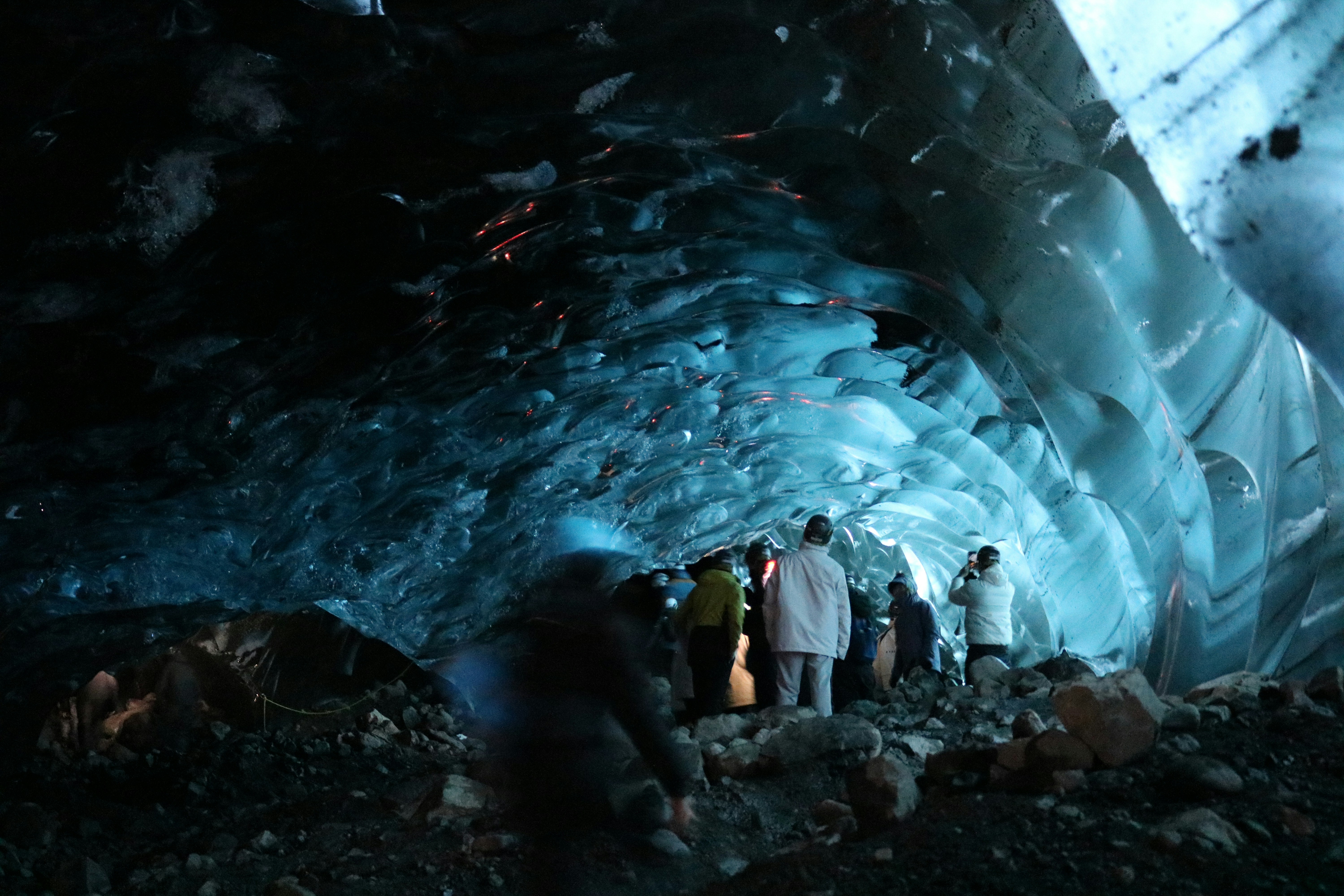 People explore a beautiful ice cave. photo – Free Iceland Image on Unsplash