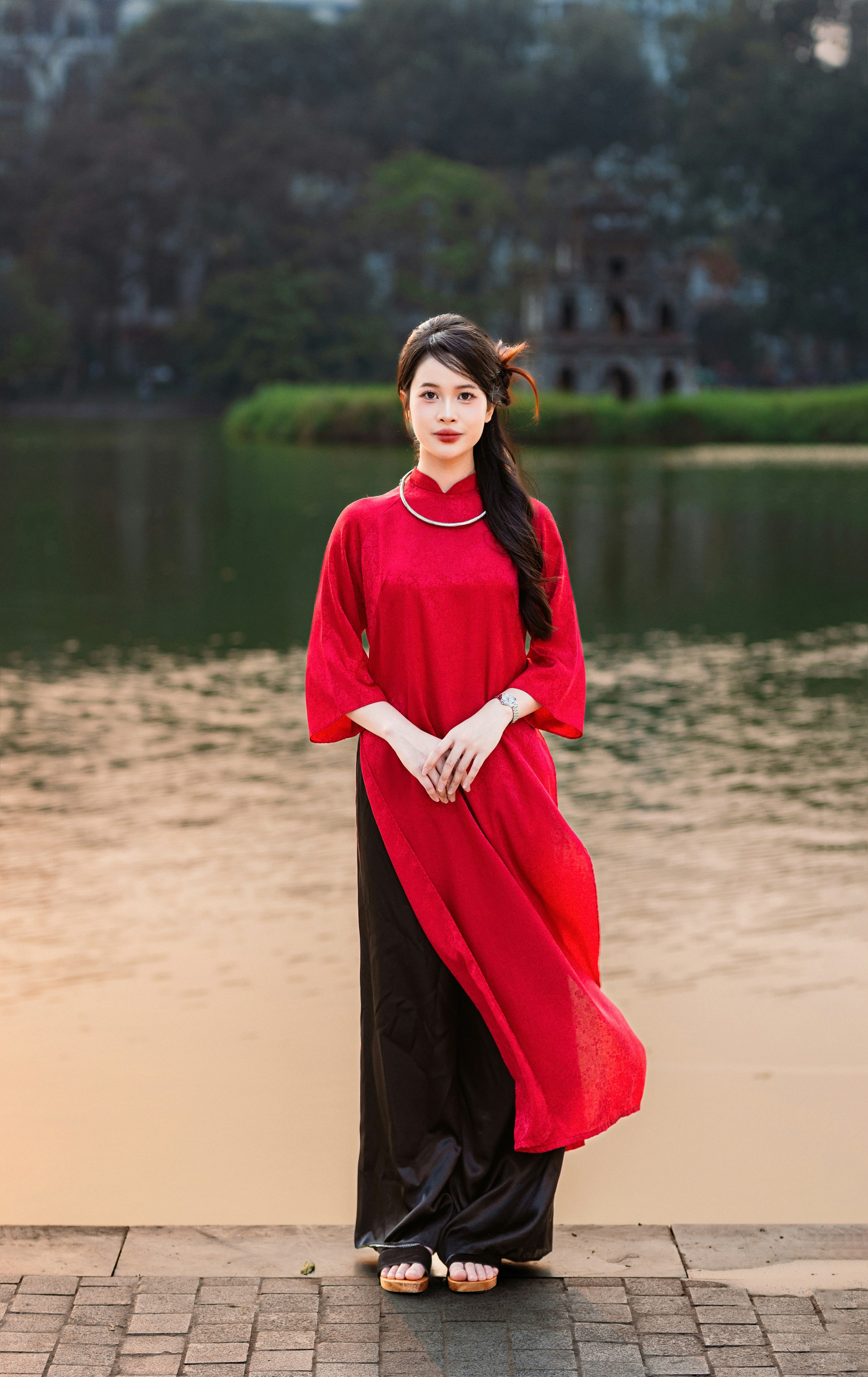 A woman in red poses by a lake. photo – Free Portrait Image on Unsplash