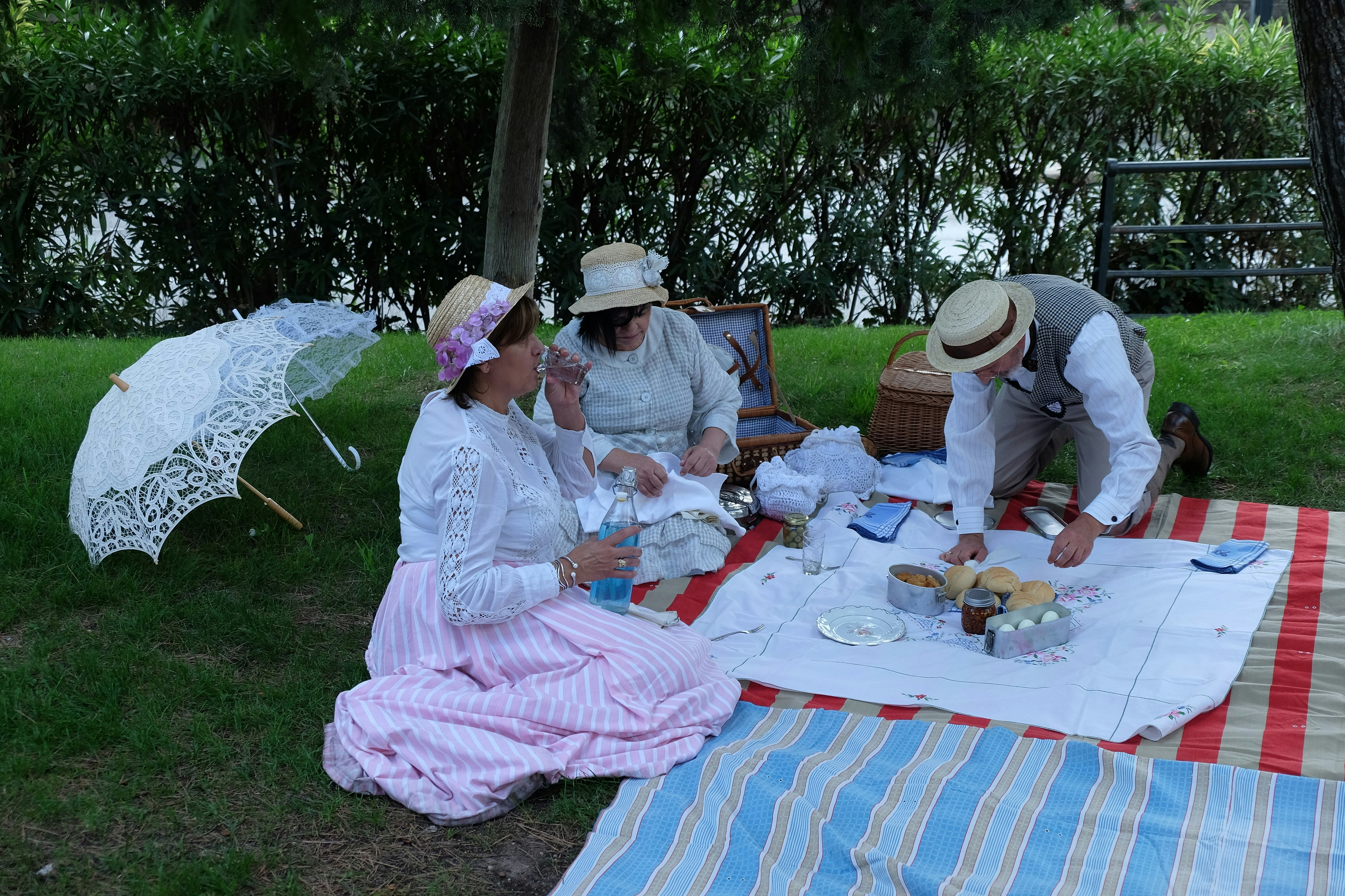A Vintage Picnic: Hats, Lace, and a Quiet Park Spread