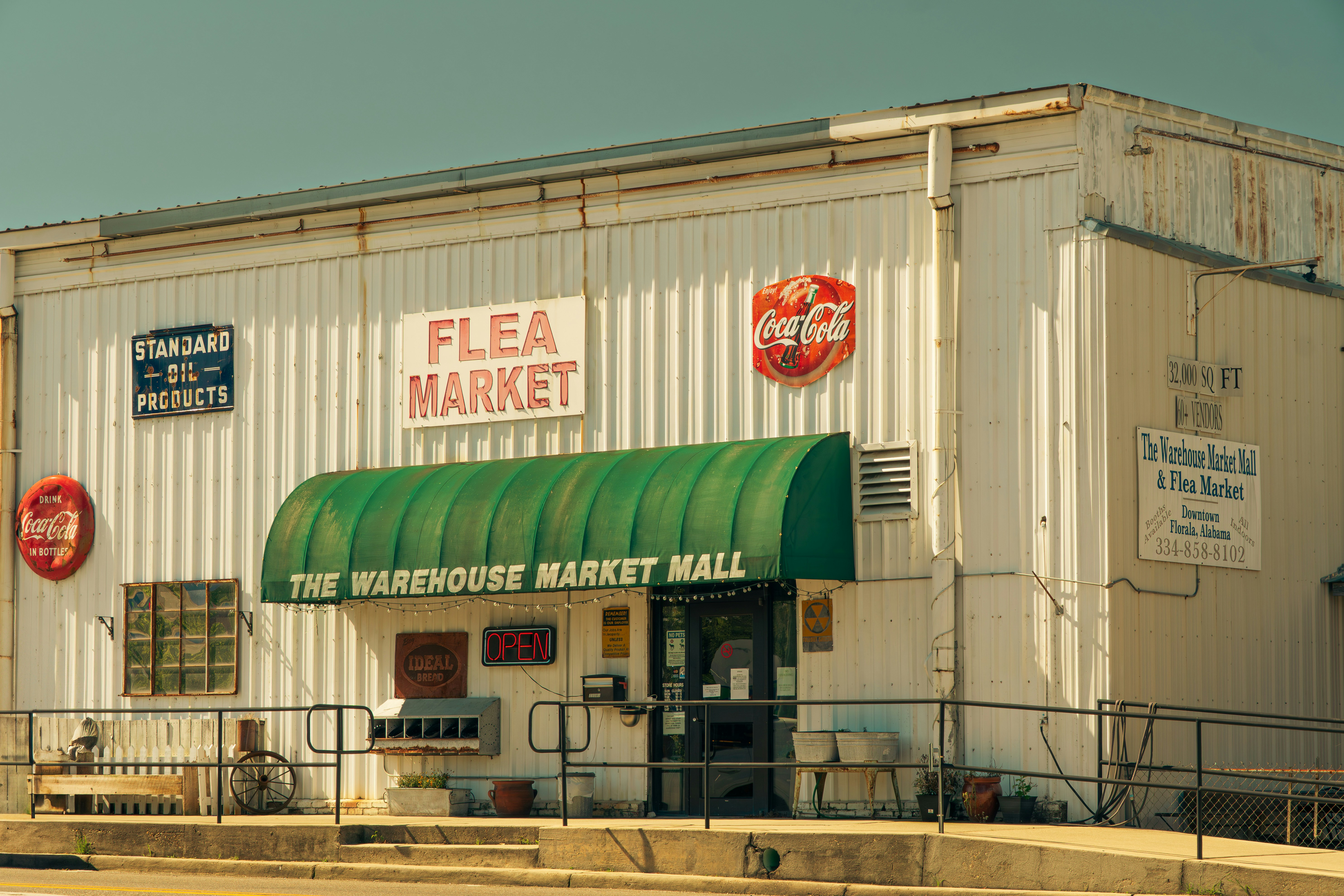 A flea market is housed in a large building. photo – Free Street ...