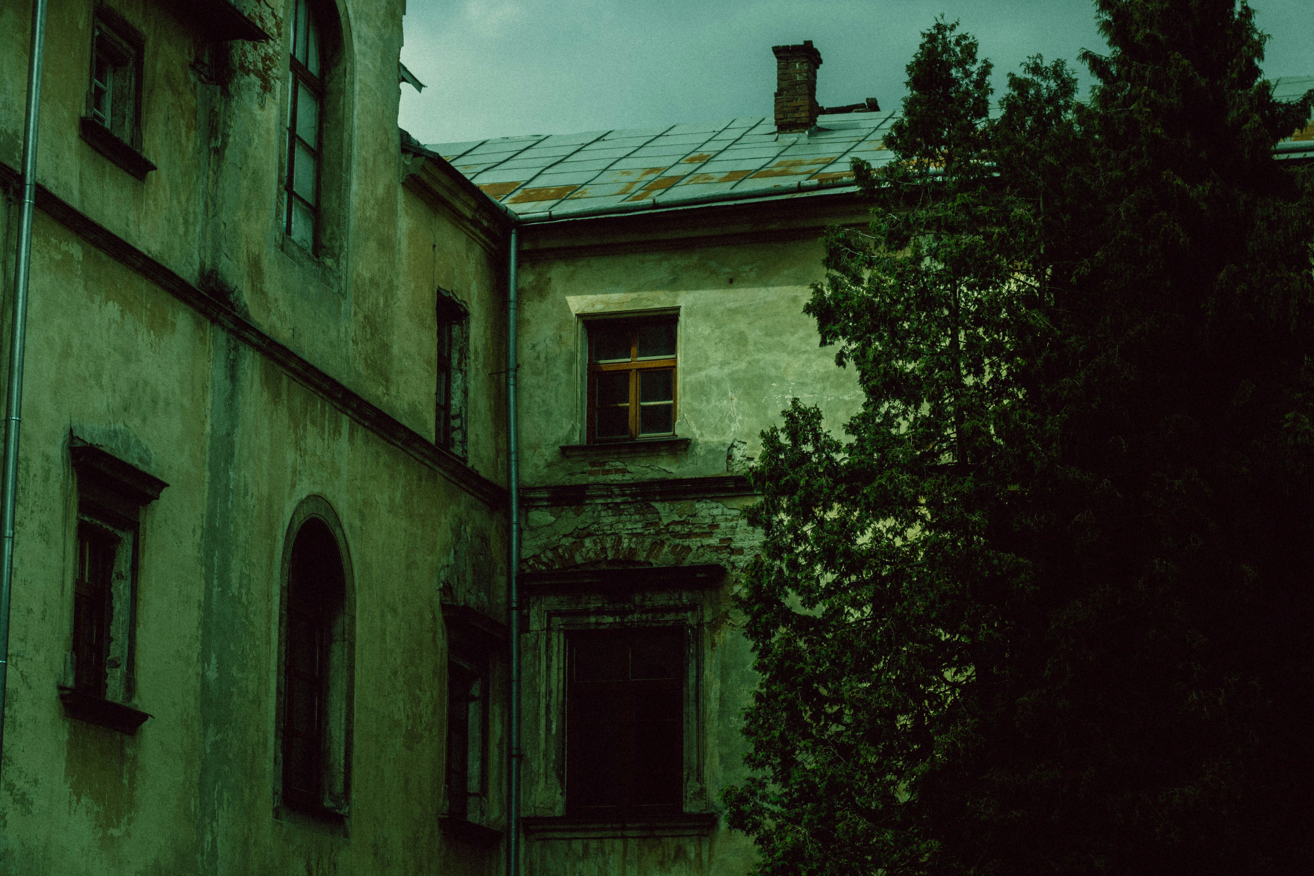 Old, spooky building under a dark, cloudy sky. photo – Free Building ...