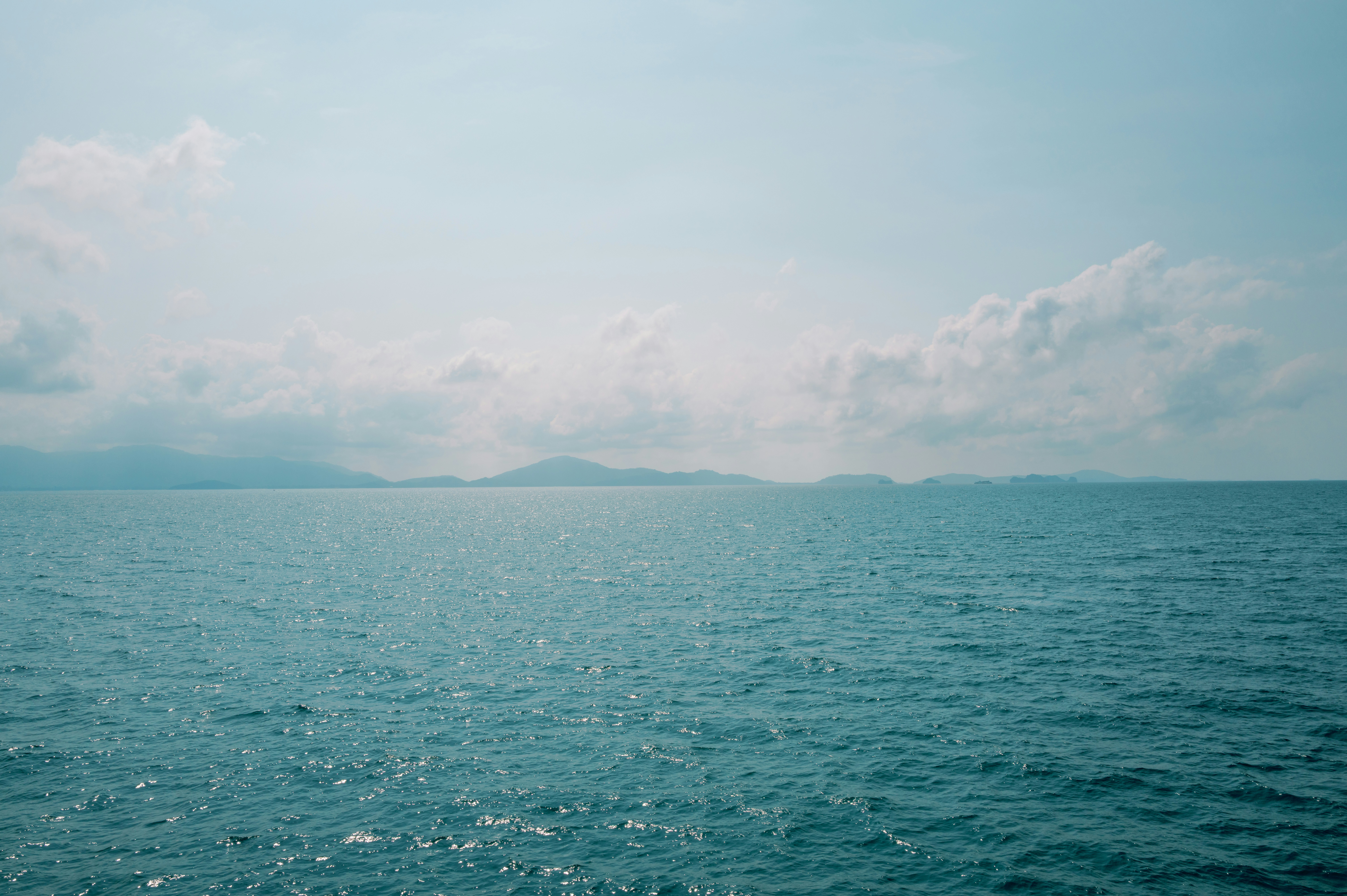 Ocean waters stretch towards a distant horizon. photo – Free Sea Image ...