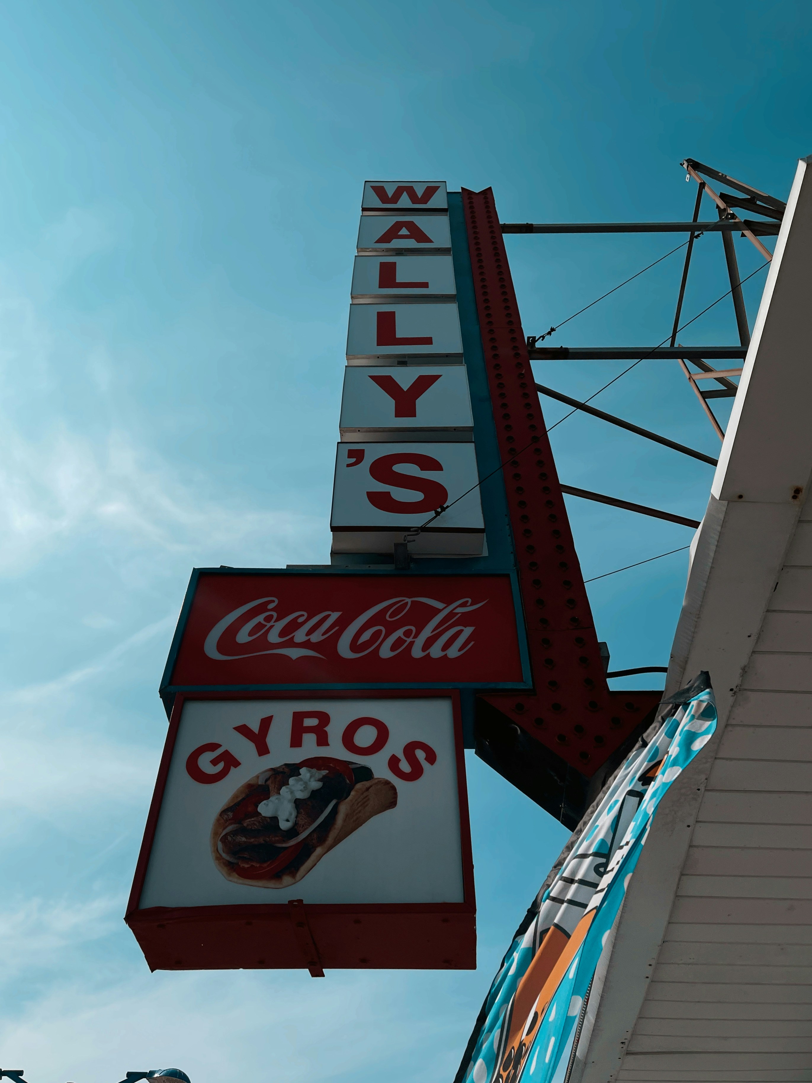 Wally’s vend des gyros avec du coca-cola sous un ciel bleu. photo ...