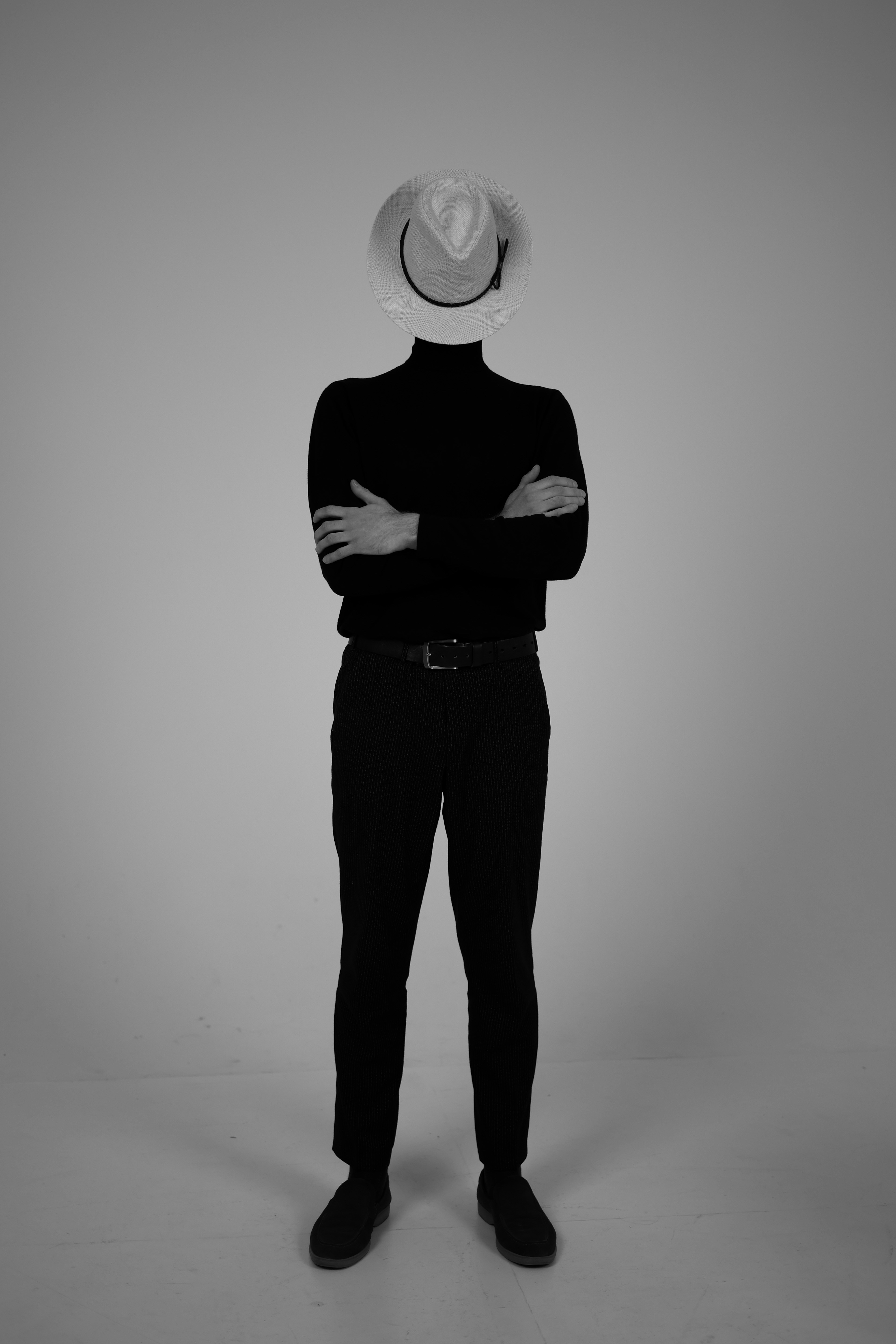 A man in black with a missing face. photo – Free Man Image on Unsplash