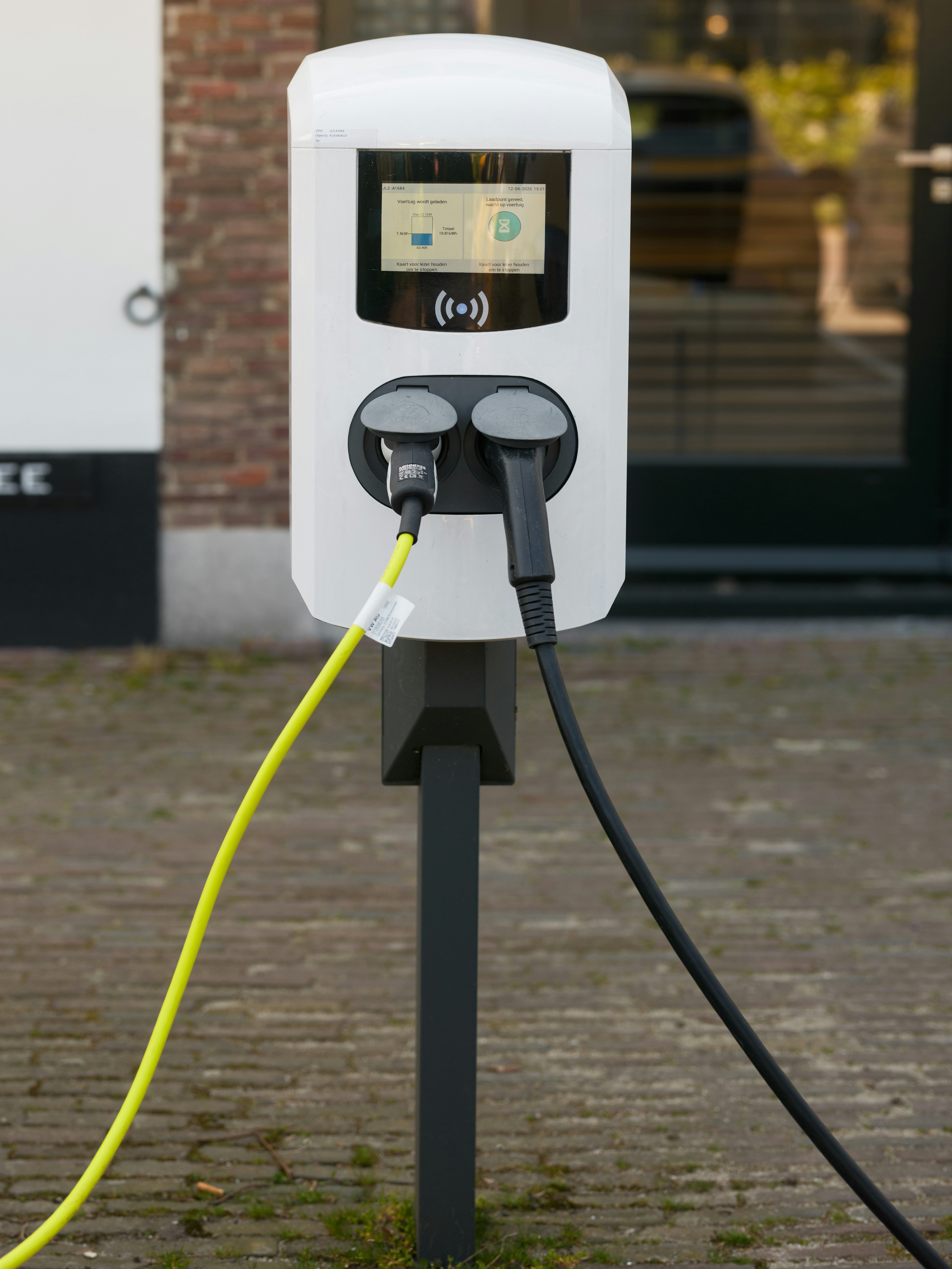 An electric vehicle charging station with two plugs. photo – Free Electricity Image on Unsplash