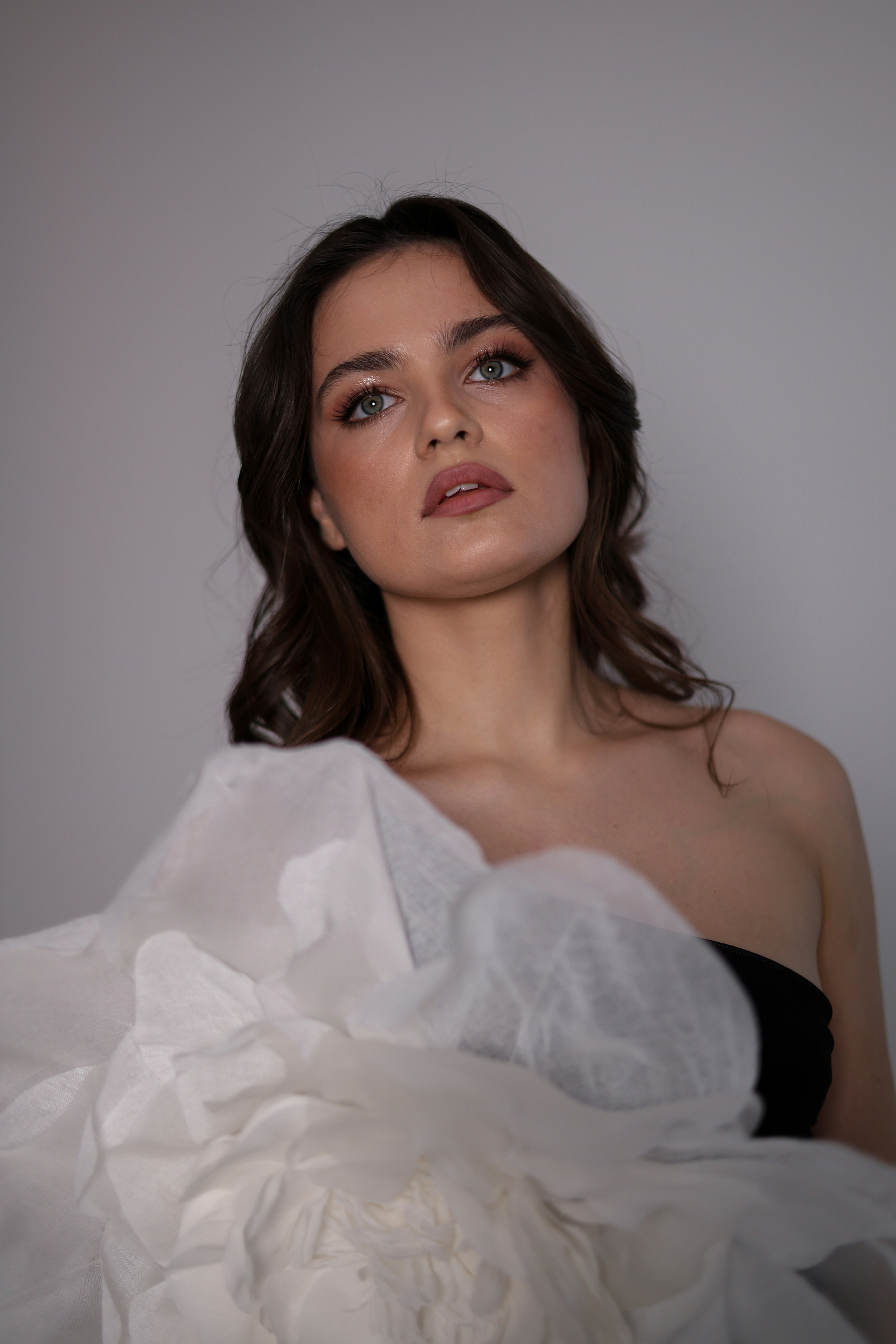 A woman poses elegantly with fabric. photo – Free Flower Image on Unsplash