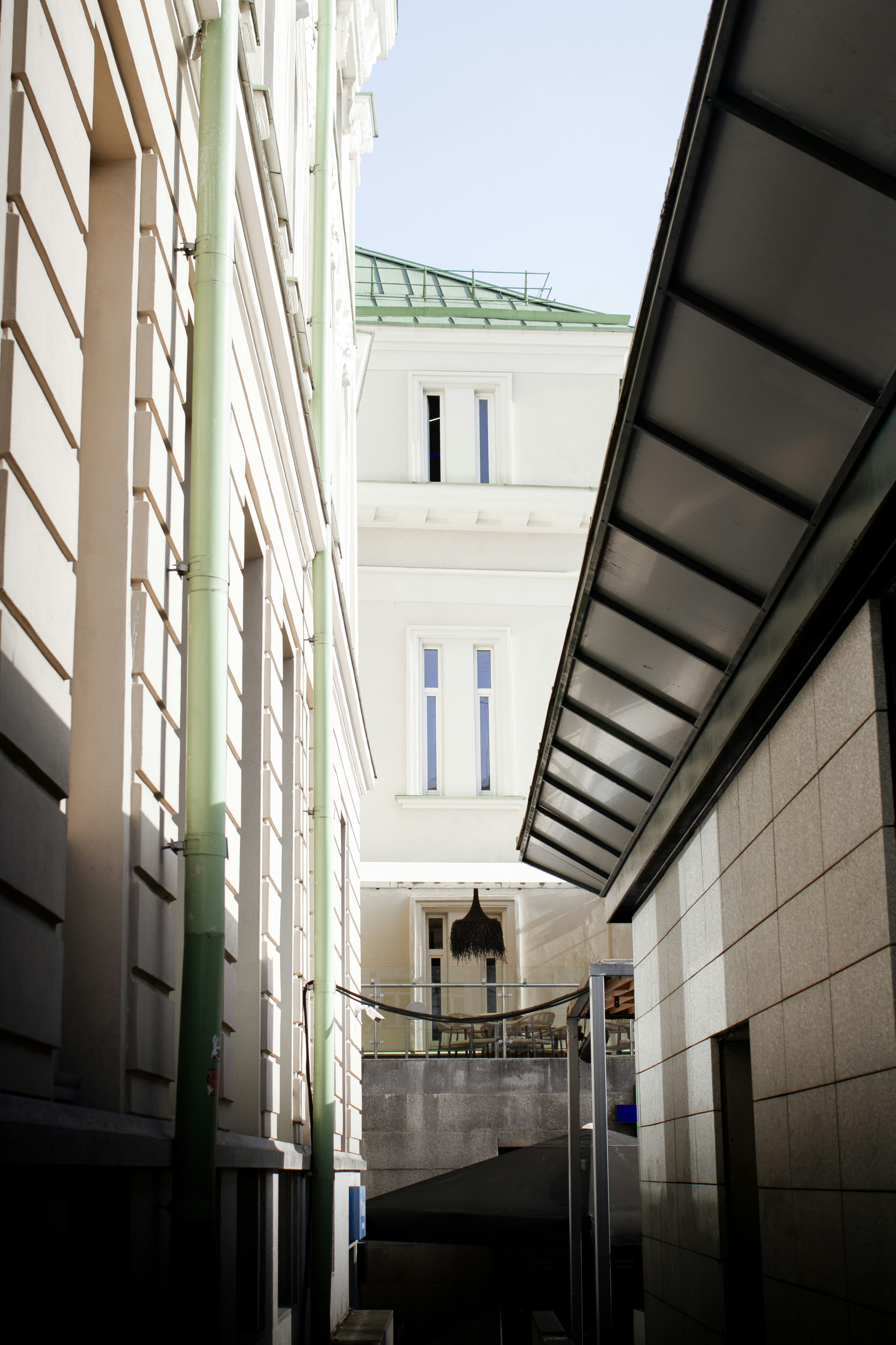 Buildings and walkways line a narrow city alleyway. photo – Free ...