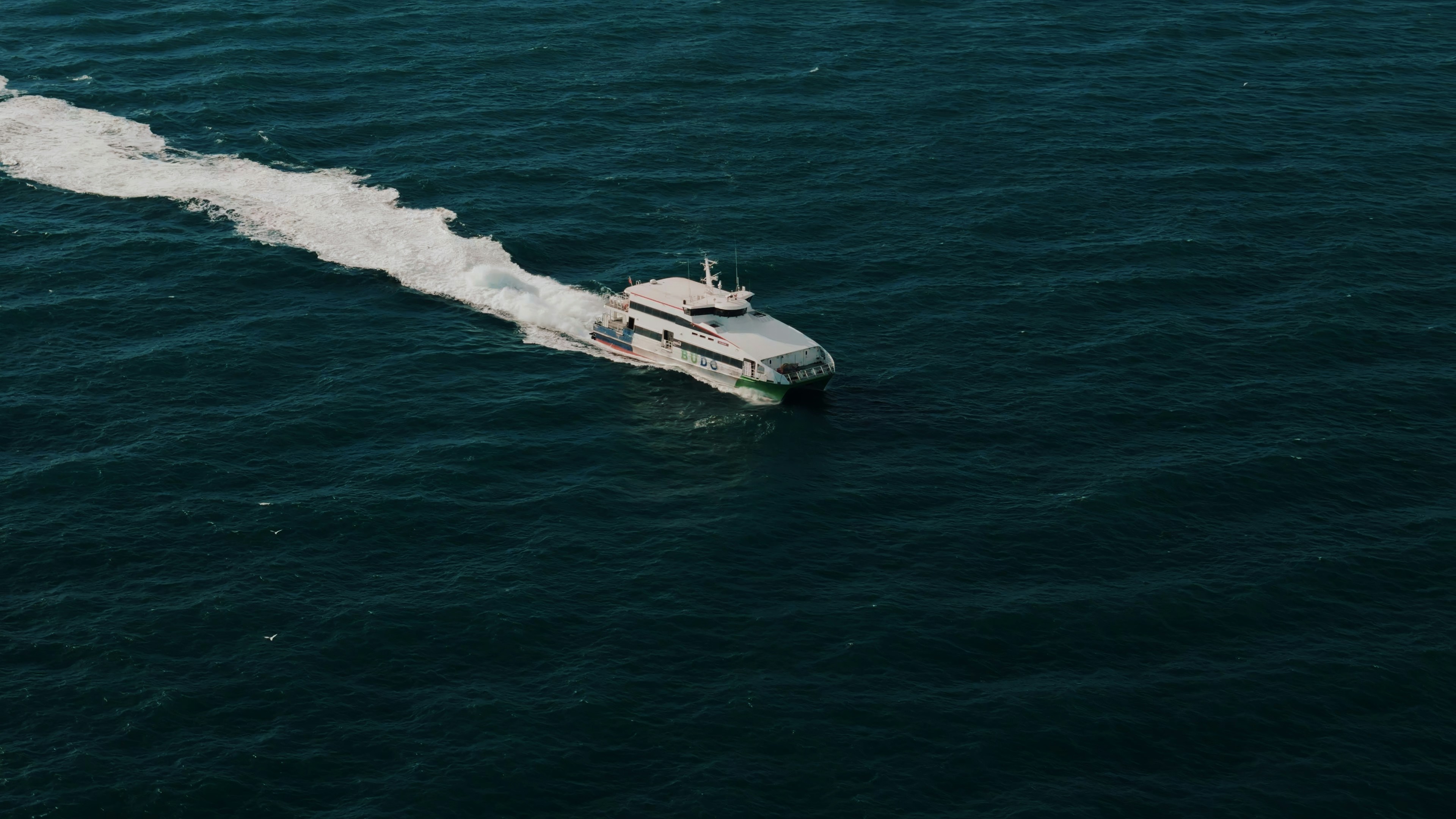 A boat is speeding across the water. photo – Free Travel Image on Unsplash