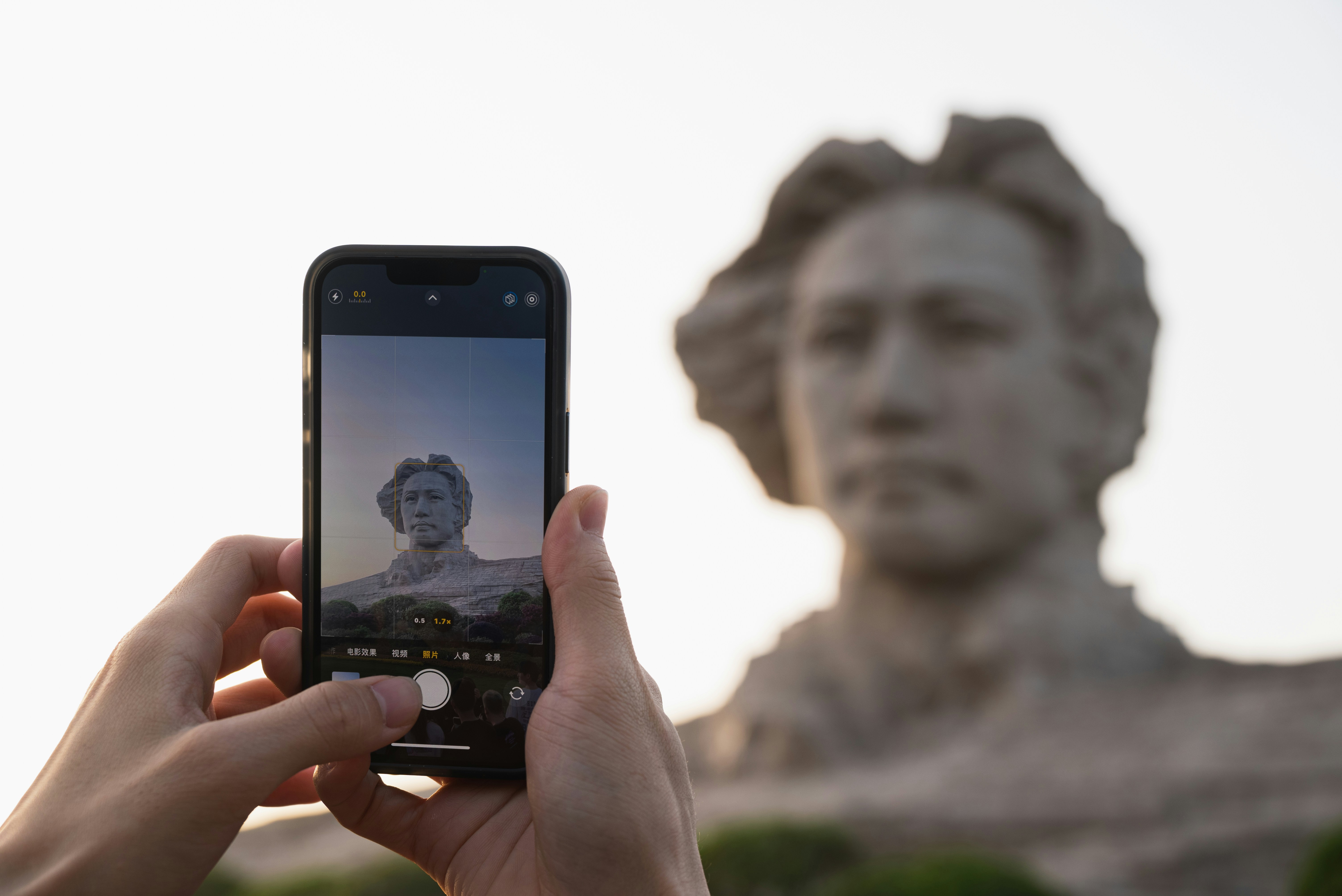 Someone is taking a picture of a statue. photo – Free Man Image on Unsplash
