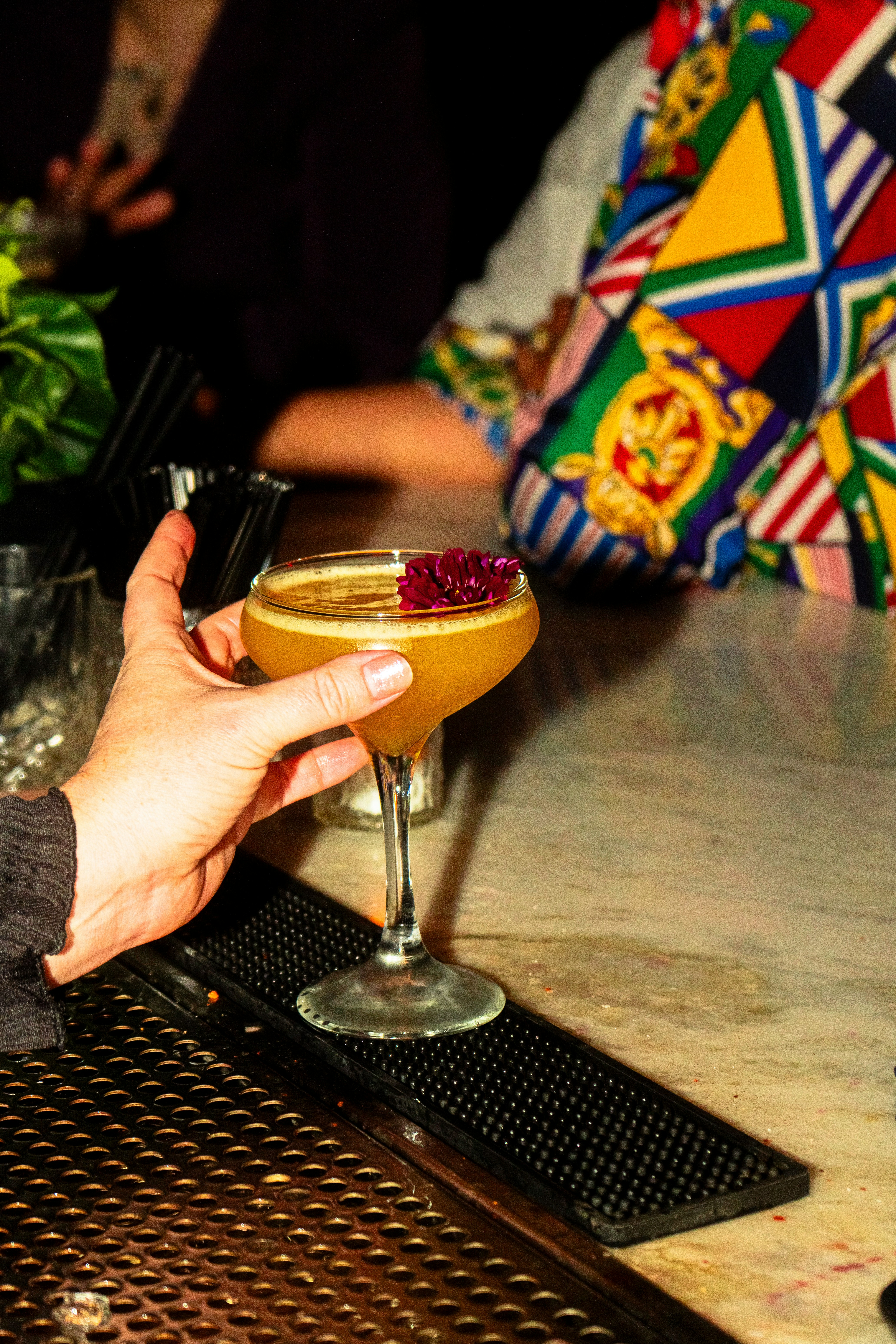 A hand holds a cocktail at a bar. photo – Free Summer Image on Unsplash