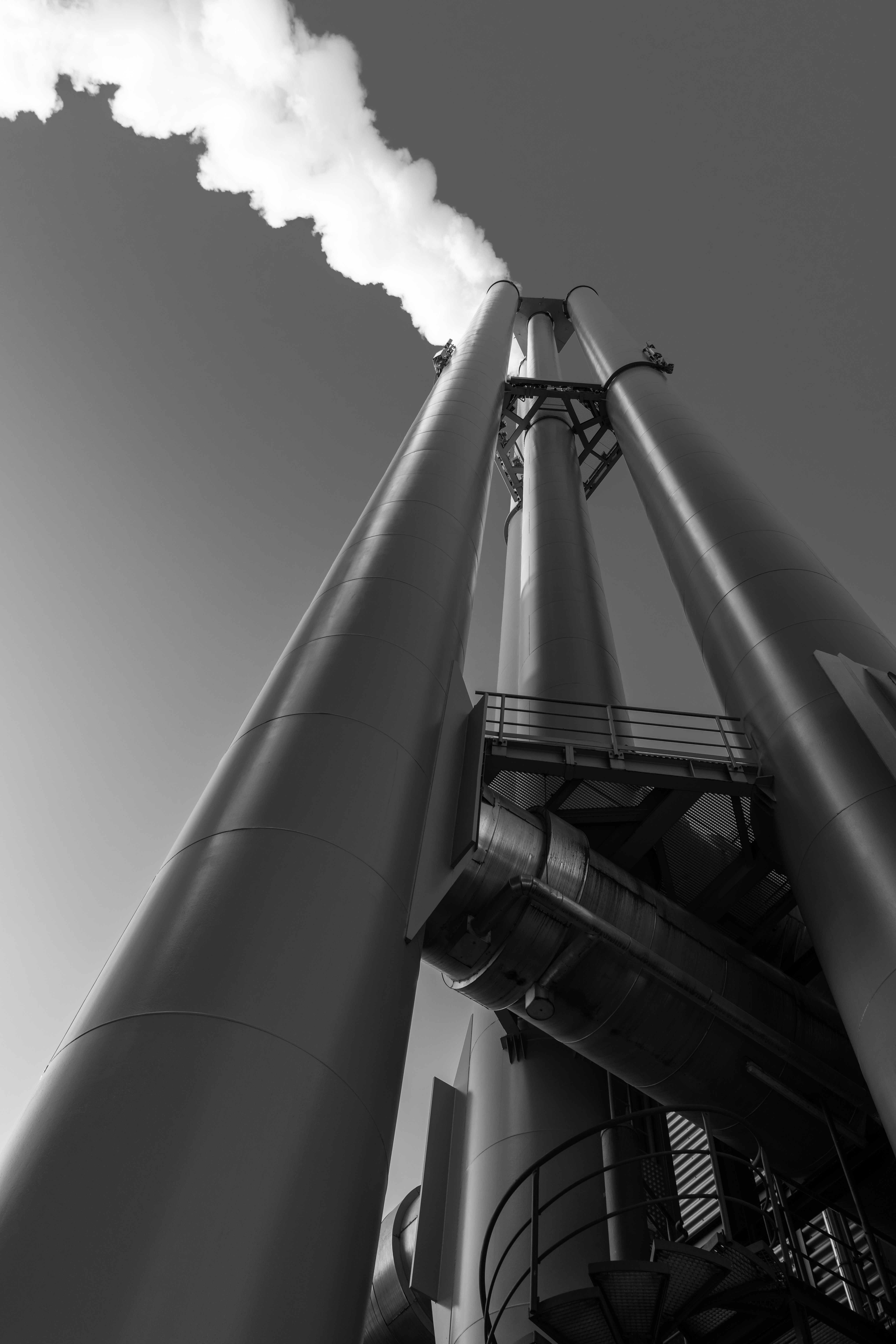 Smokestack emits smoke into the sky. photo – Free Hamburg Image on Unsplash