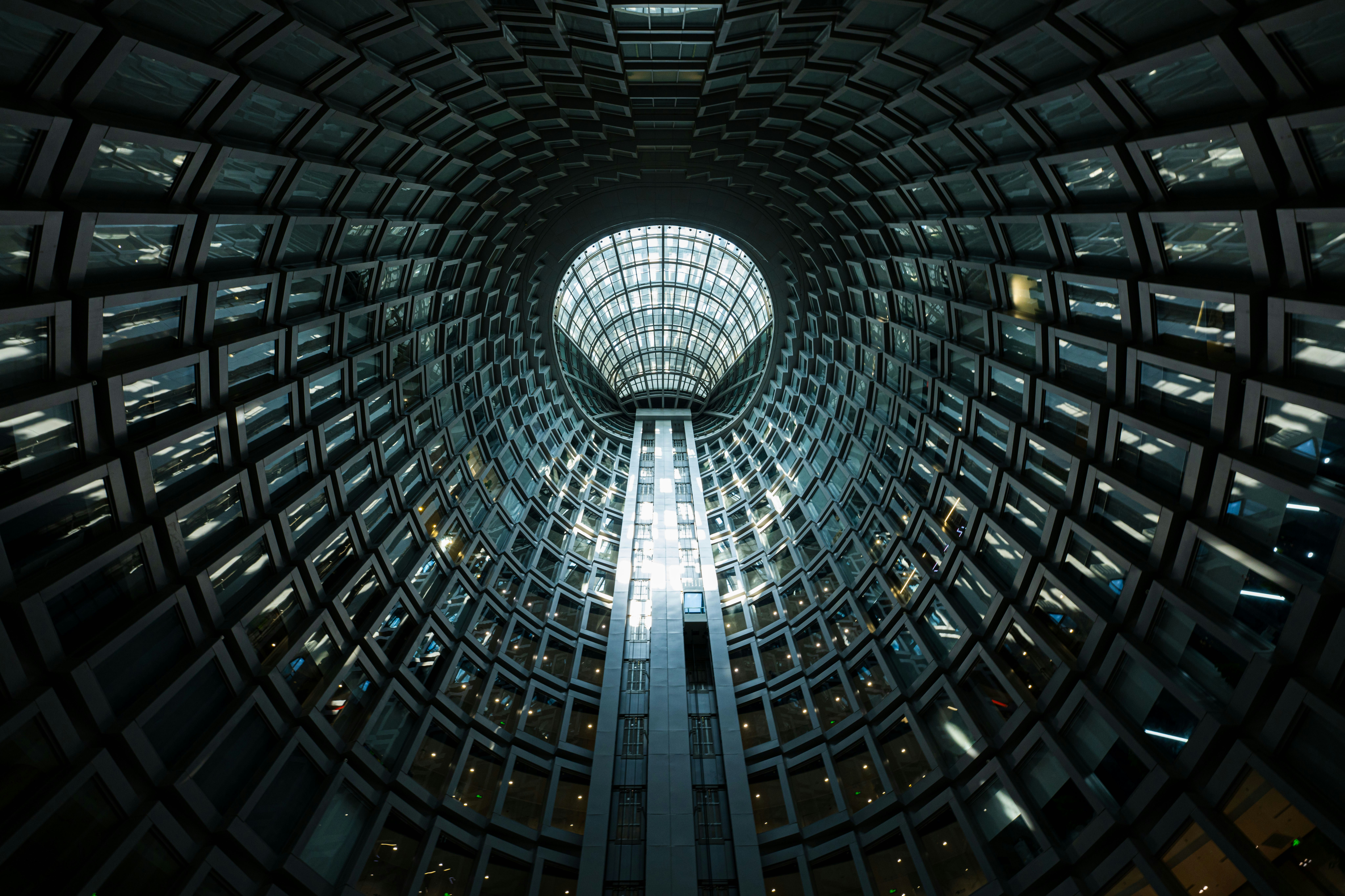 Arquitectura moderna con techo circular y torre. foto – Imagen de ...