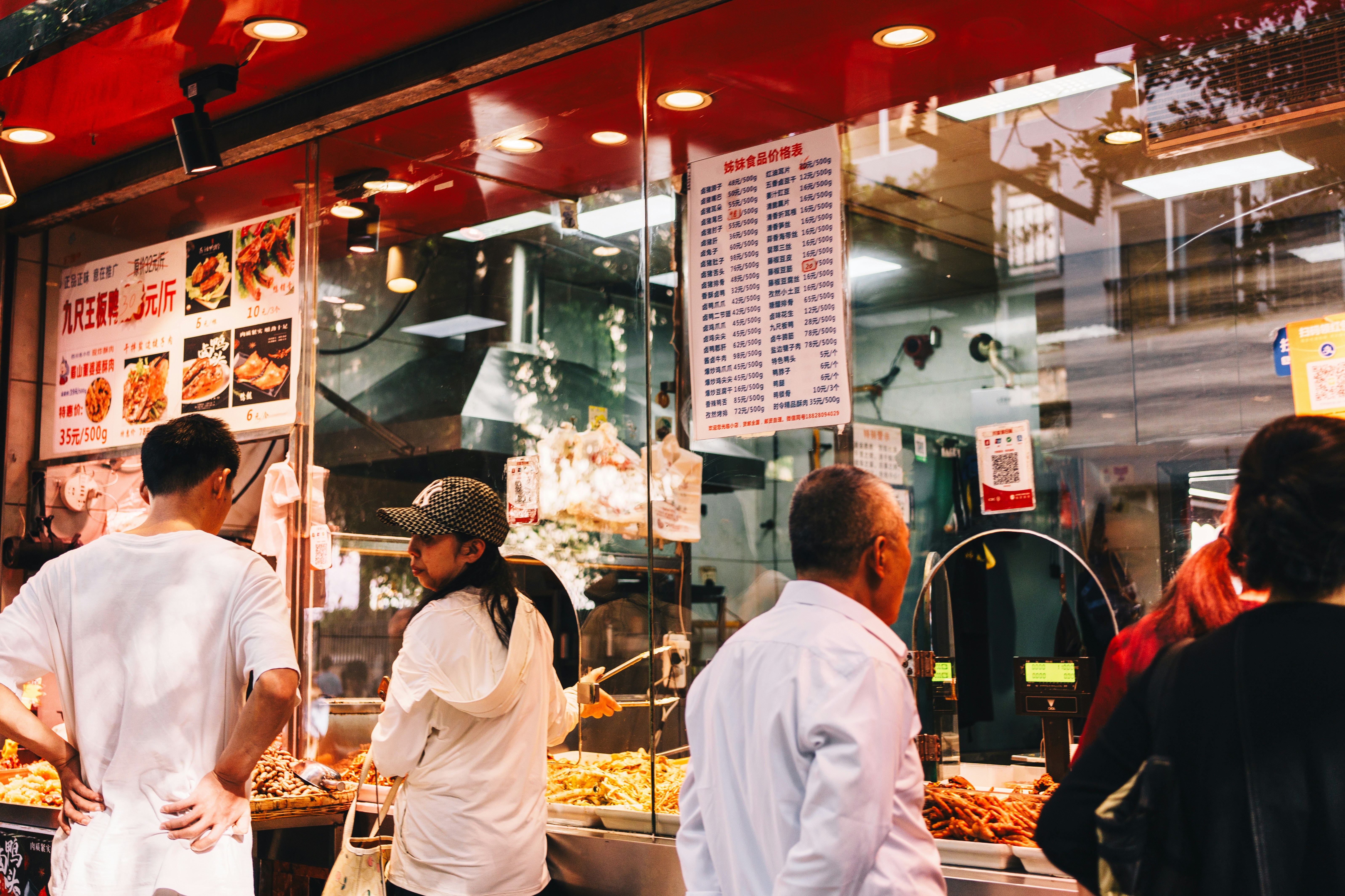 People ordering food at a busy, outdoor restaurant. photo – Free Street ...