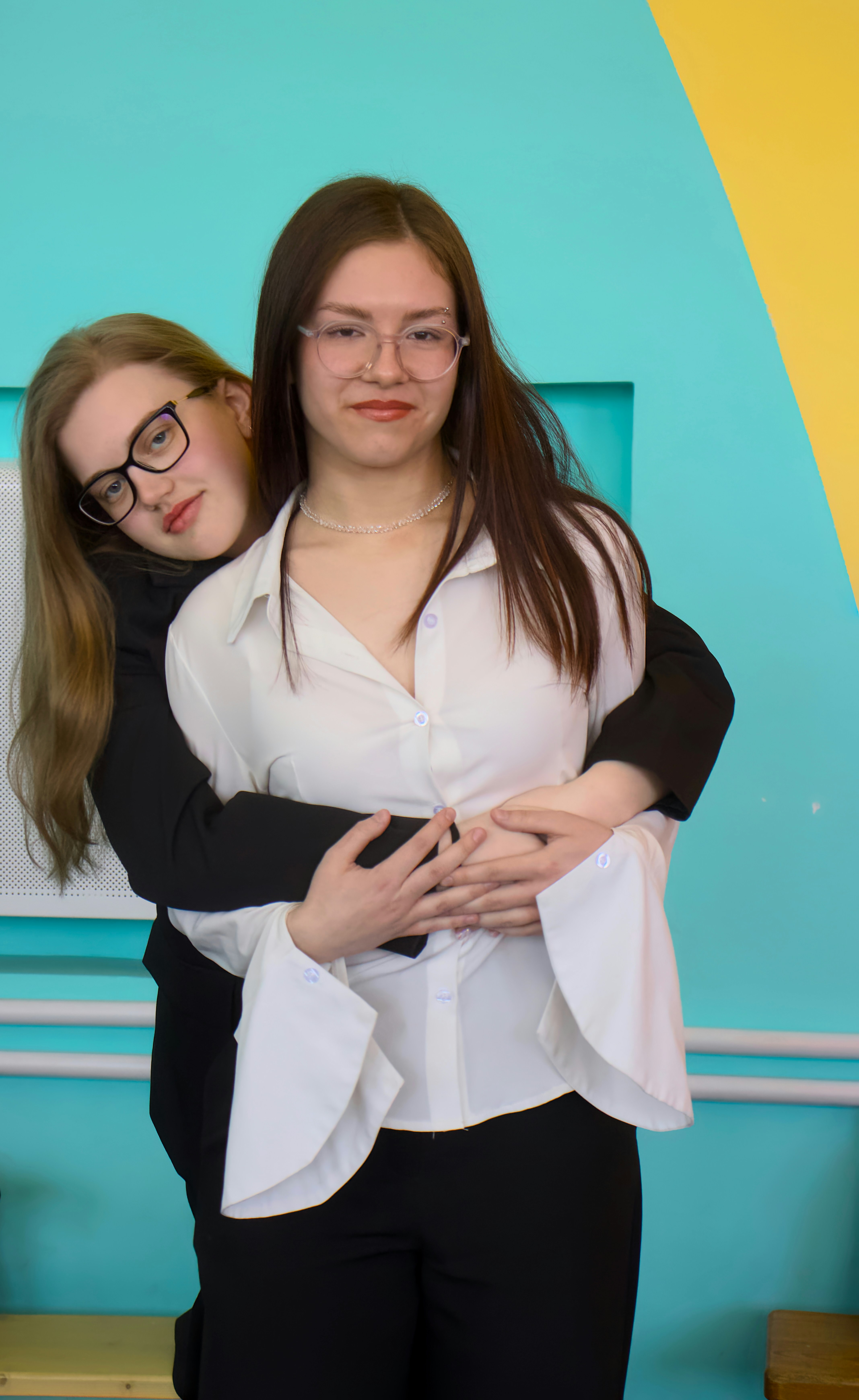 Two women hugging each other. photo – Free Woman Image on Unsplash