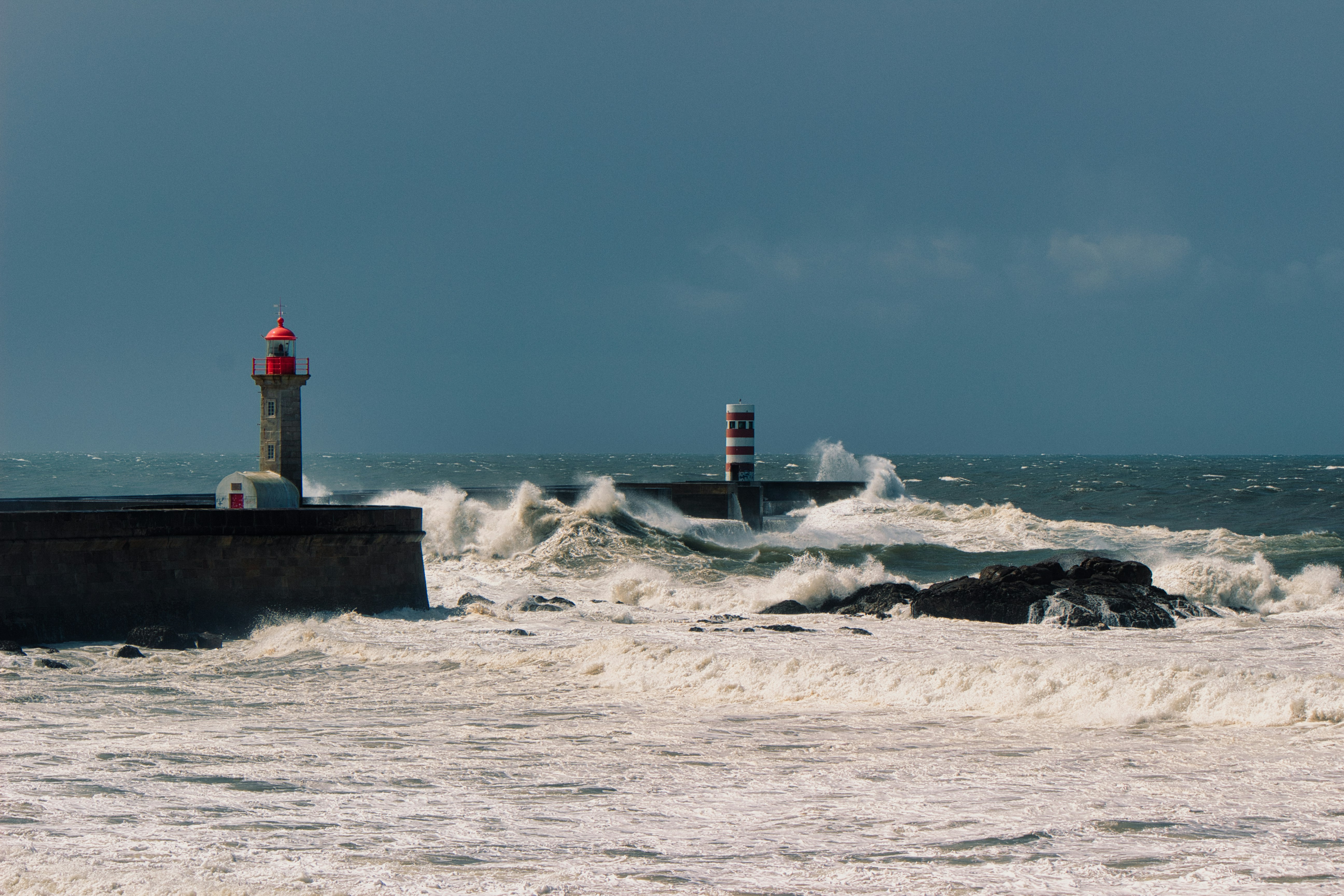 Mares agitados chocan cerca de los faros. foto – Imagen de Papel tapiz ...
