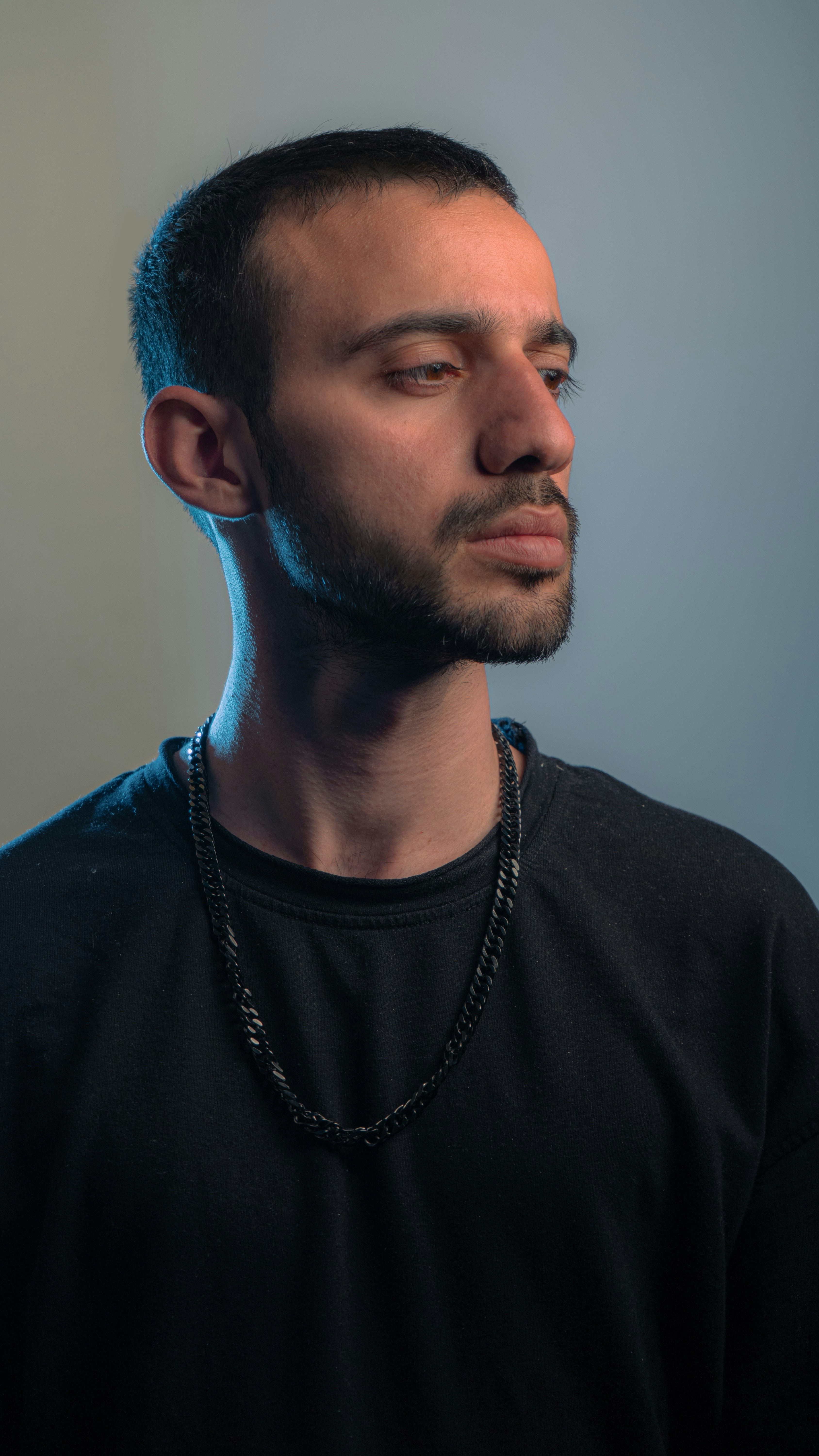 A man with a beard and a chain. photo – Free Portrait Image on Unsplash