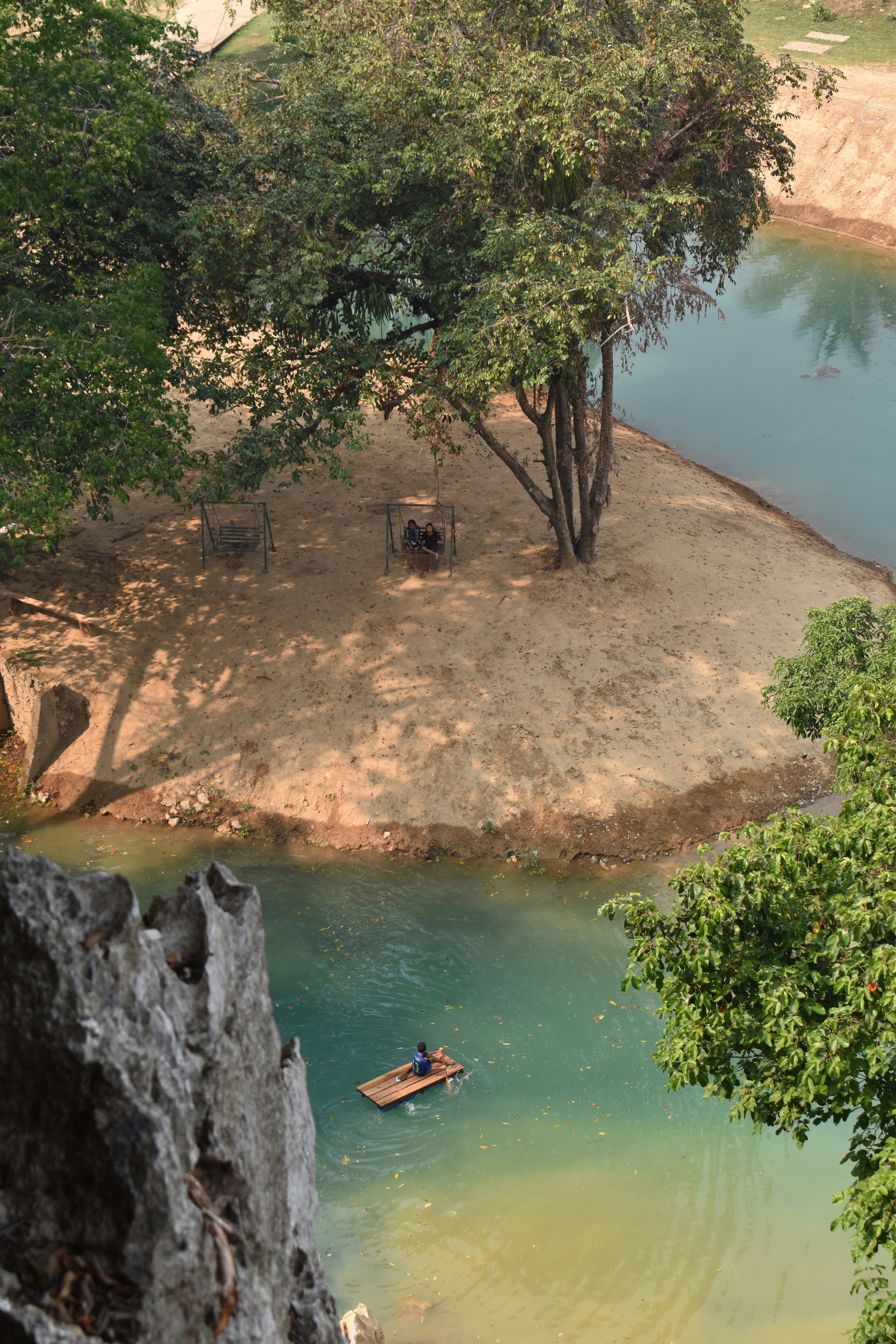 A person floats on a raft in a lake. photo – Free Forest Image on Unsplash