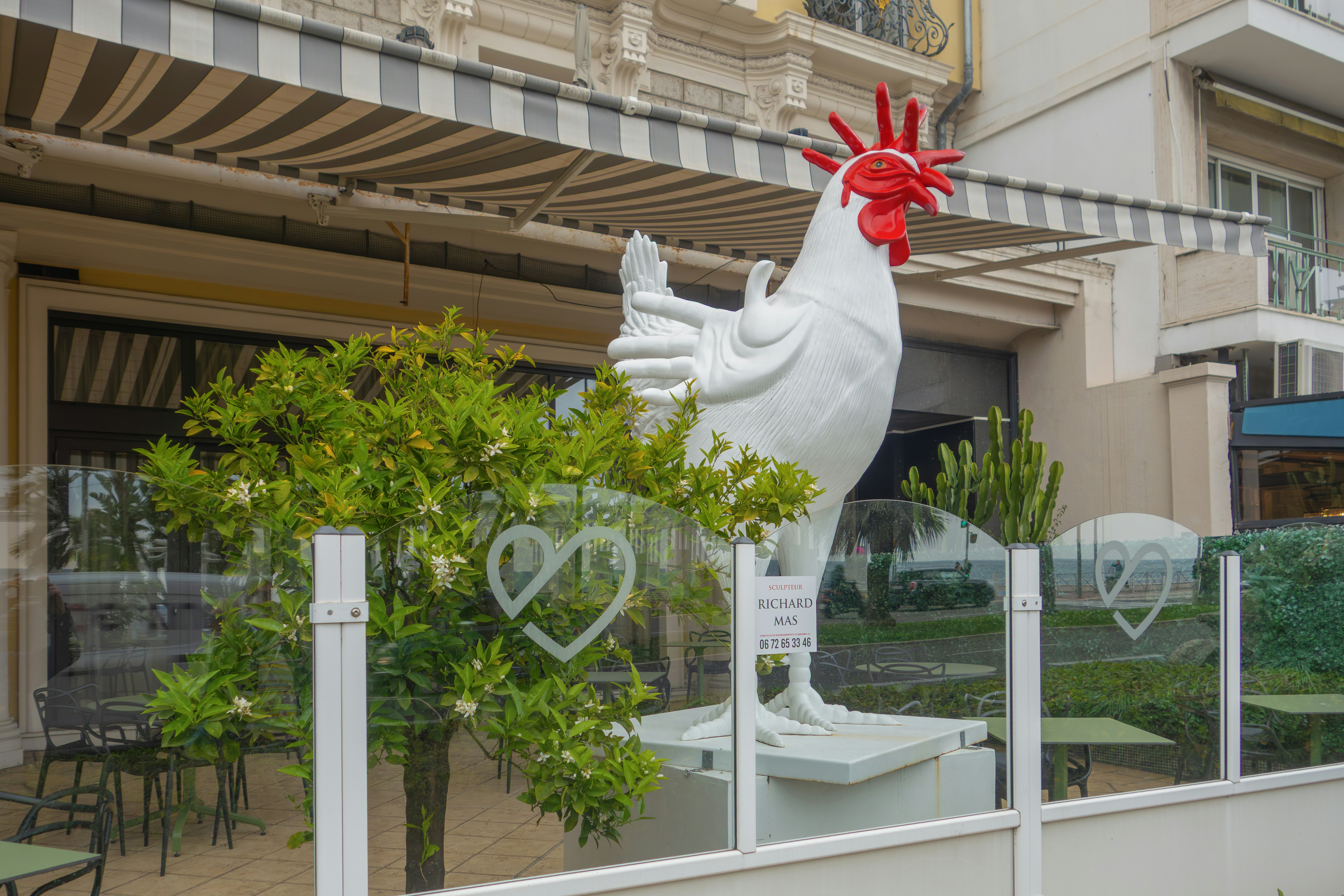 A giant white chicken statue stands outside a restaurant. photo – Free ...