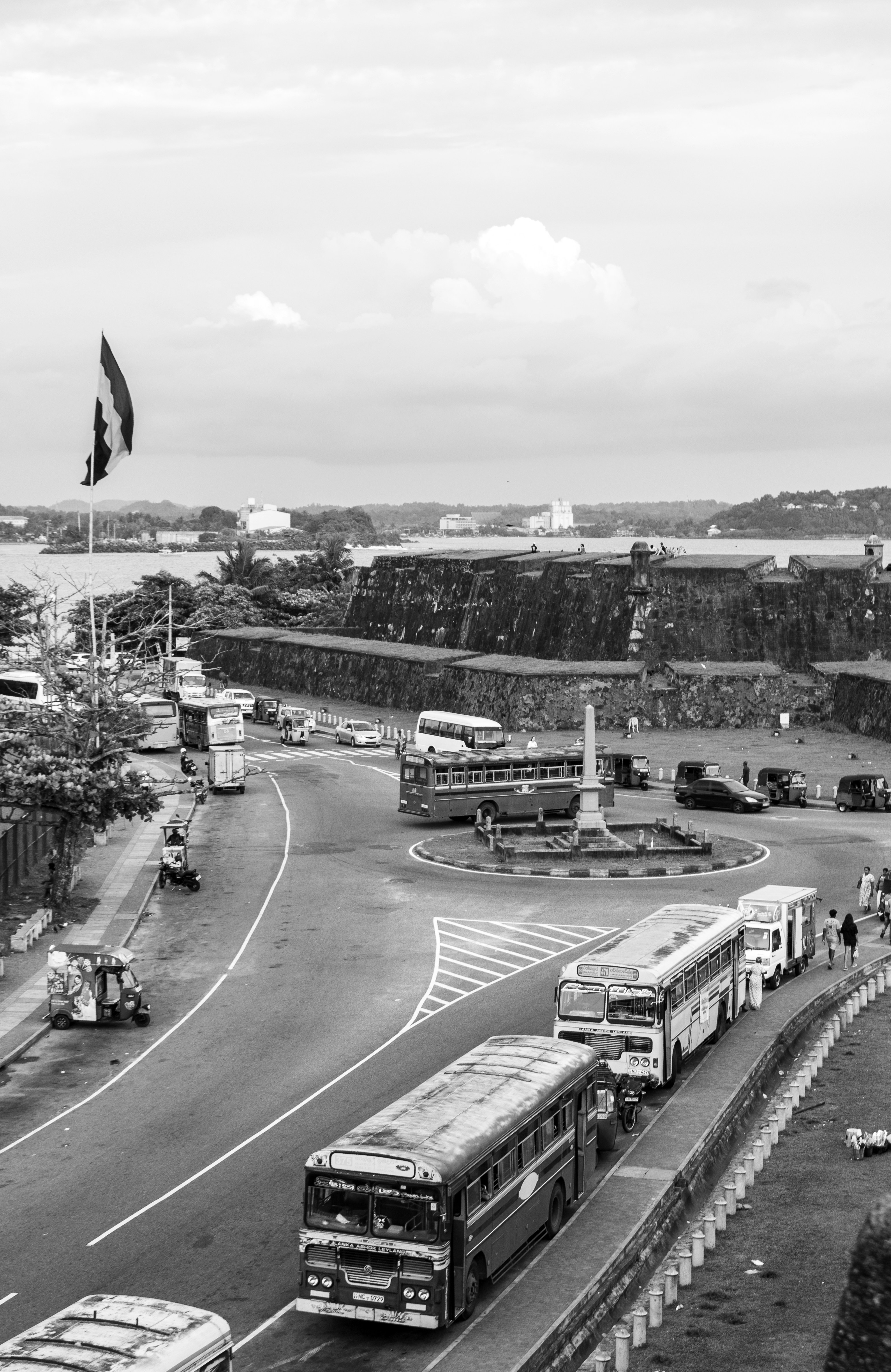 Buses and other vehicles circle a roundabout. photo – Free Travel Image ...