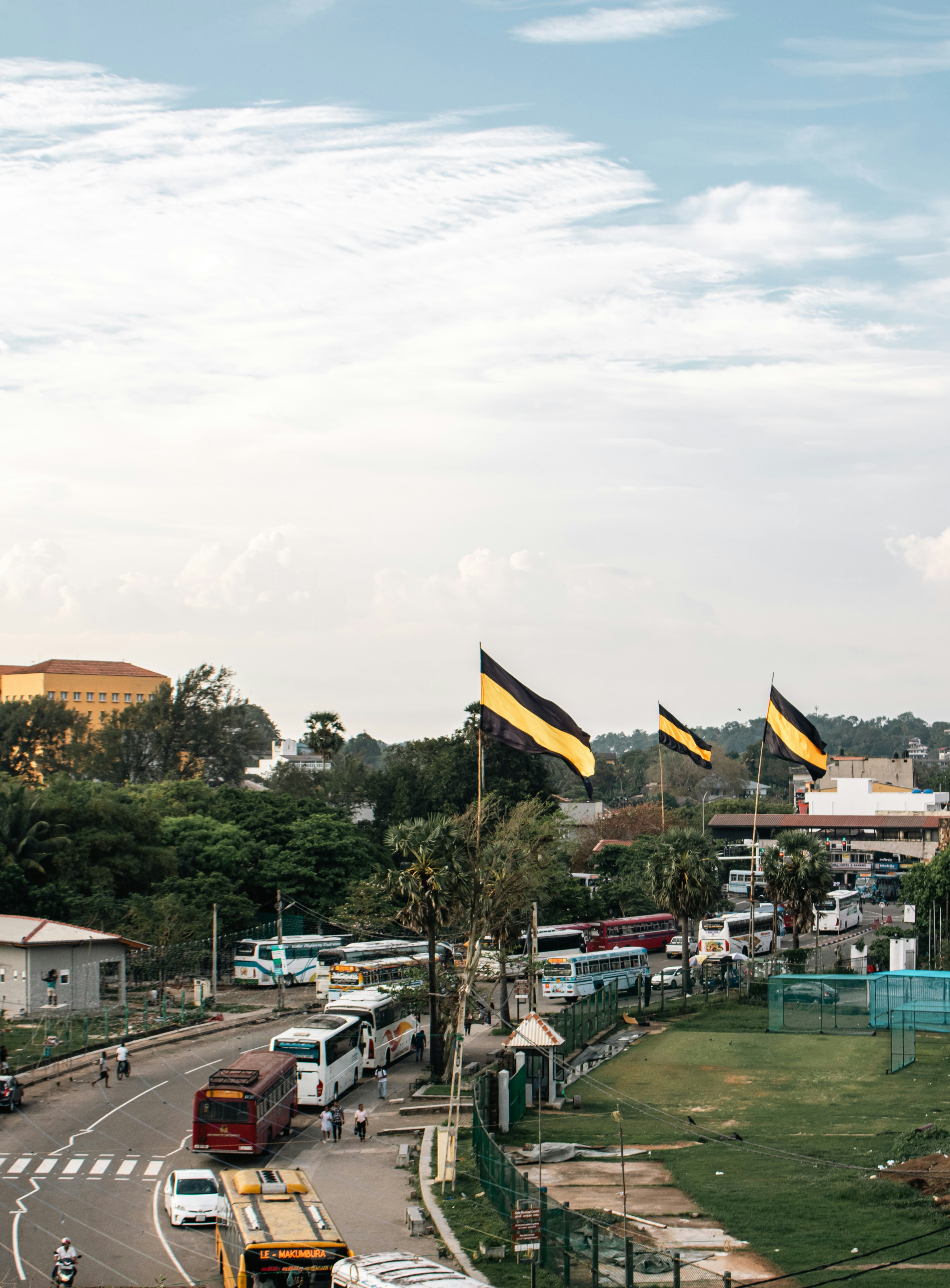 Buses and flags in a city scene. photo – Free Travel Image on Unsplash