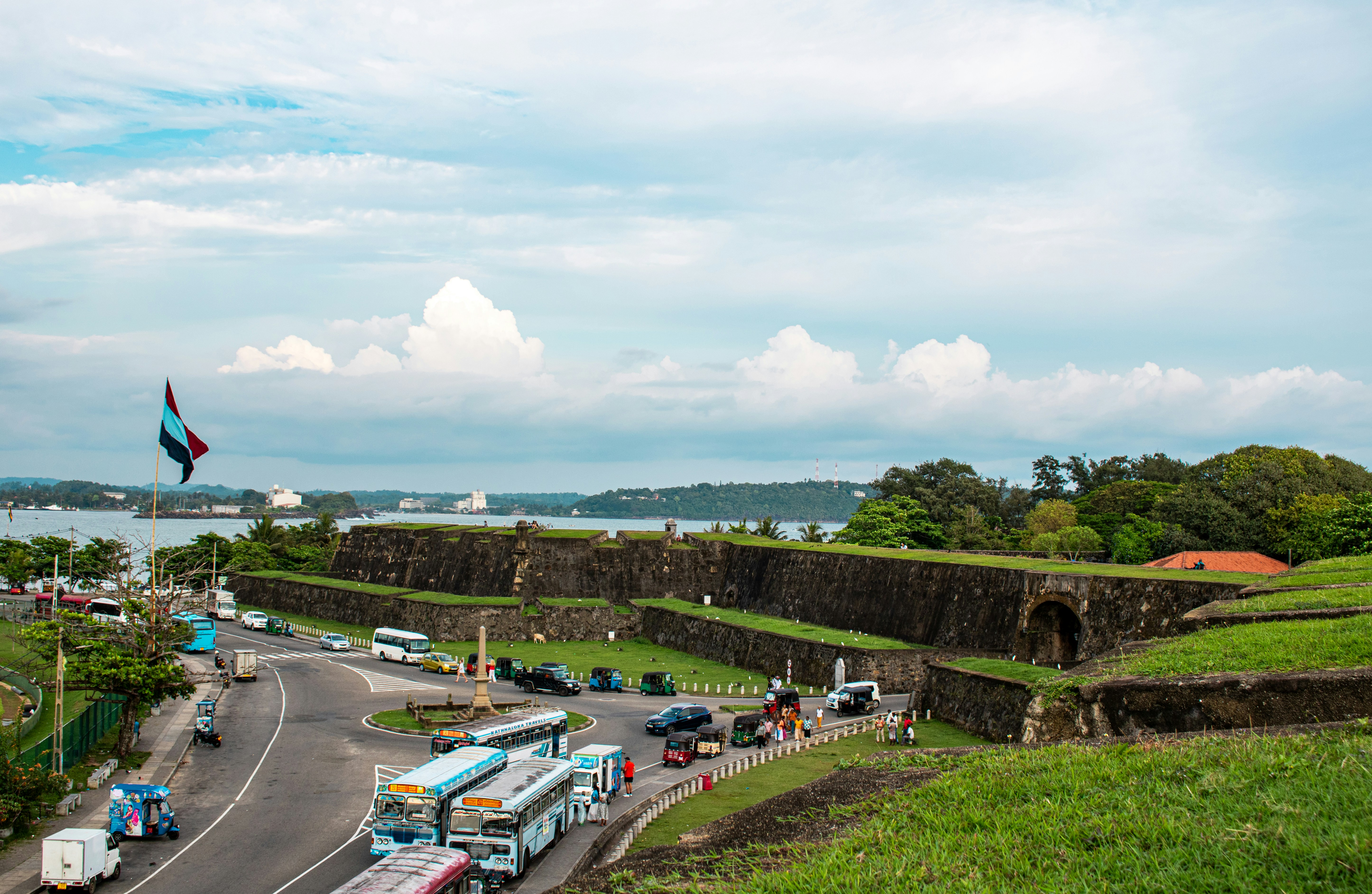 A scenic view of a fort and road. photo – Free Travel Image on Unsplash