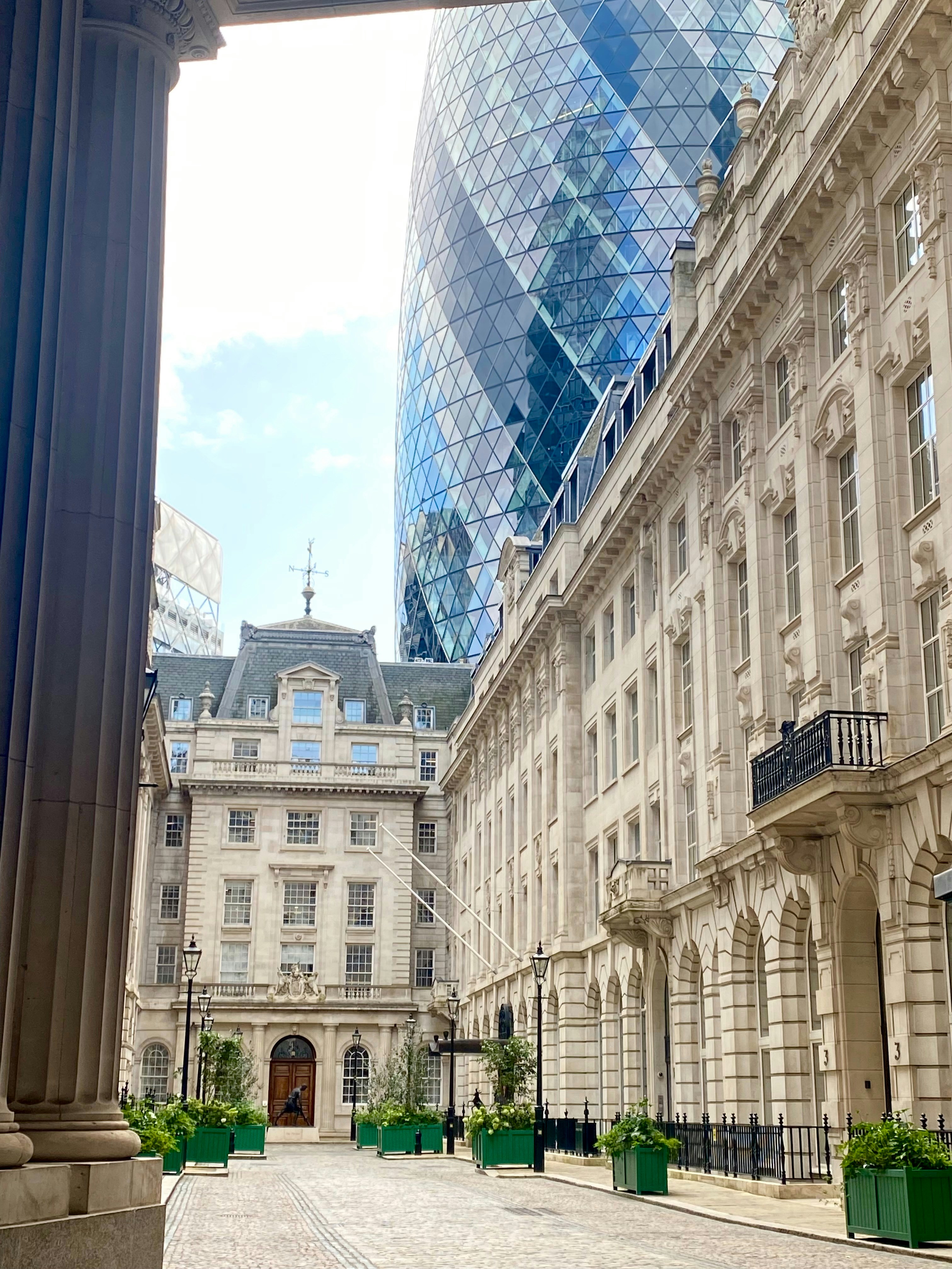 Los edificios clásicos contrastan con la arquitectura moderna. foto ...