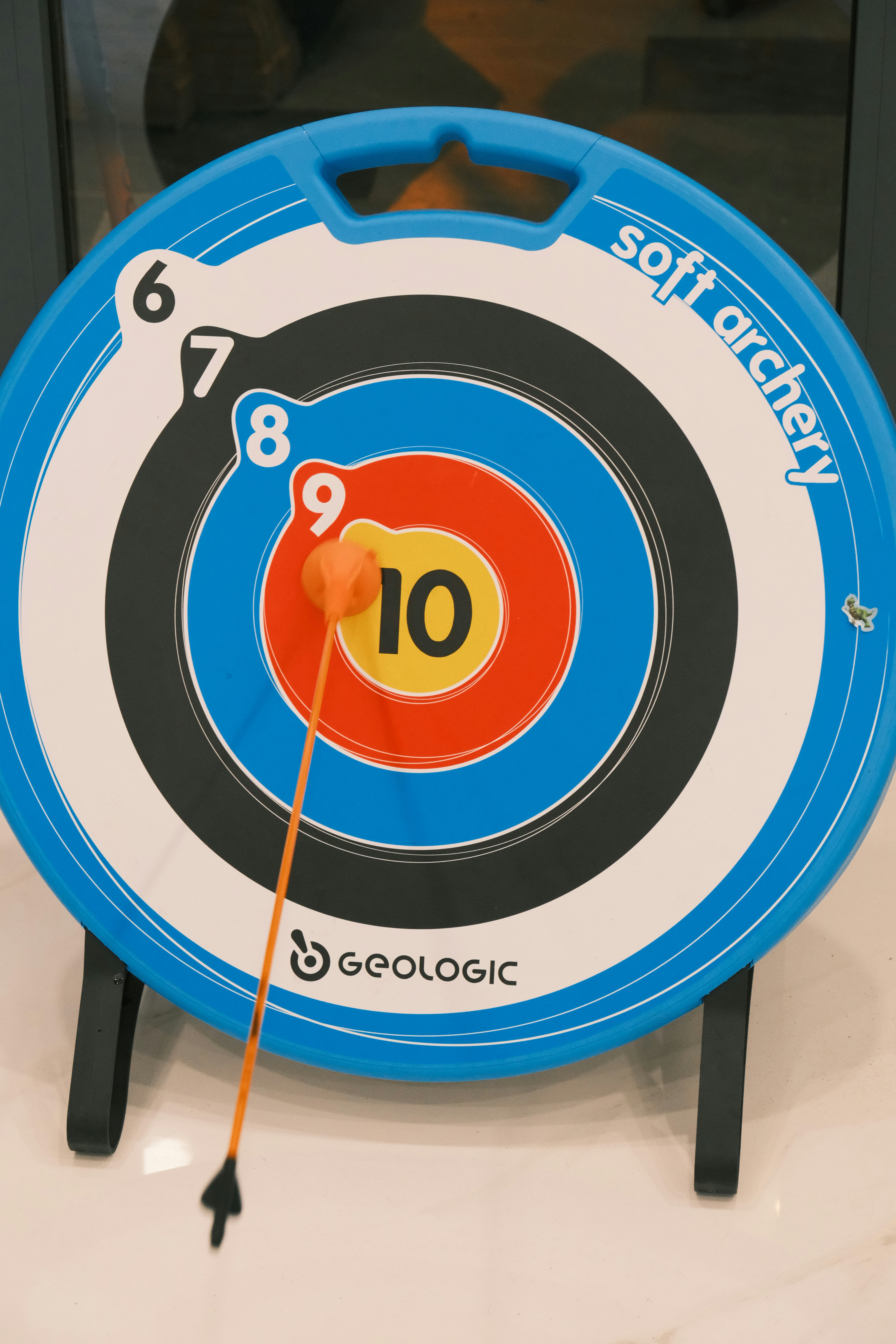 An arrow hits the bullseye on a target. photo – Free Plate Image on ...
