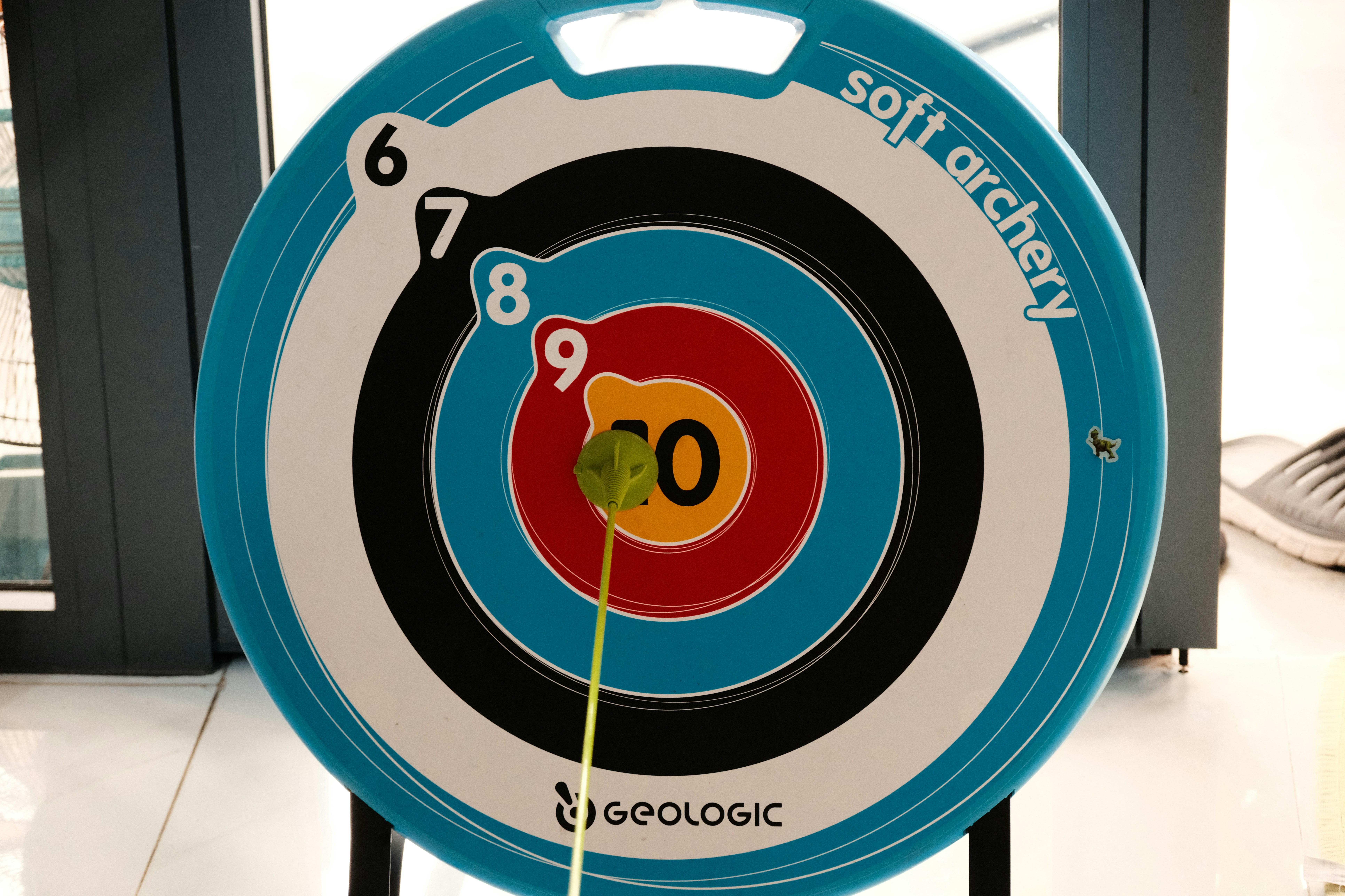 An arrow hits the bullseye on a target. photo – Free Plate Image on ...