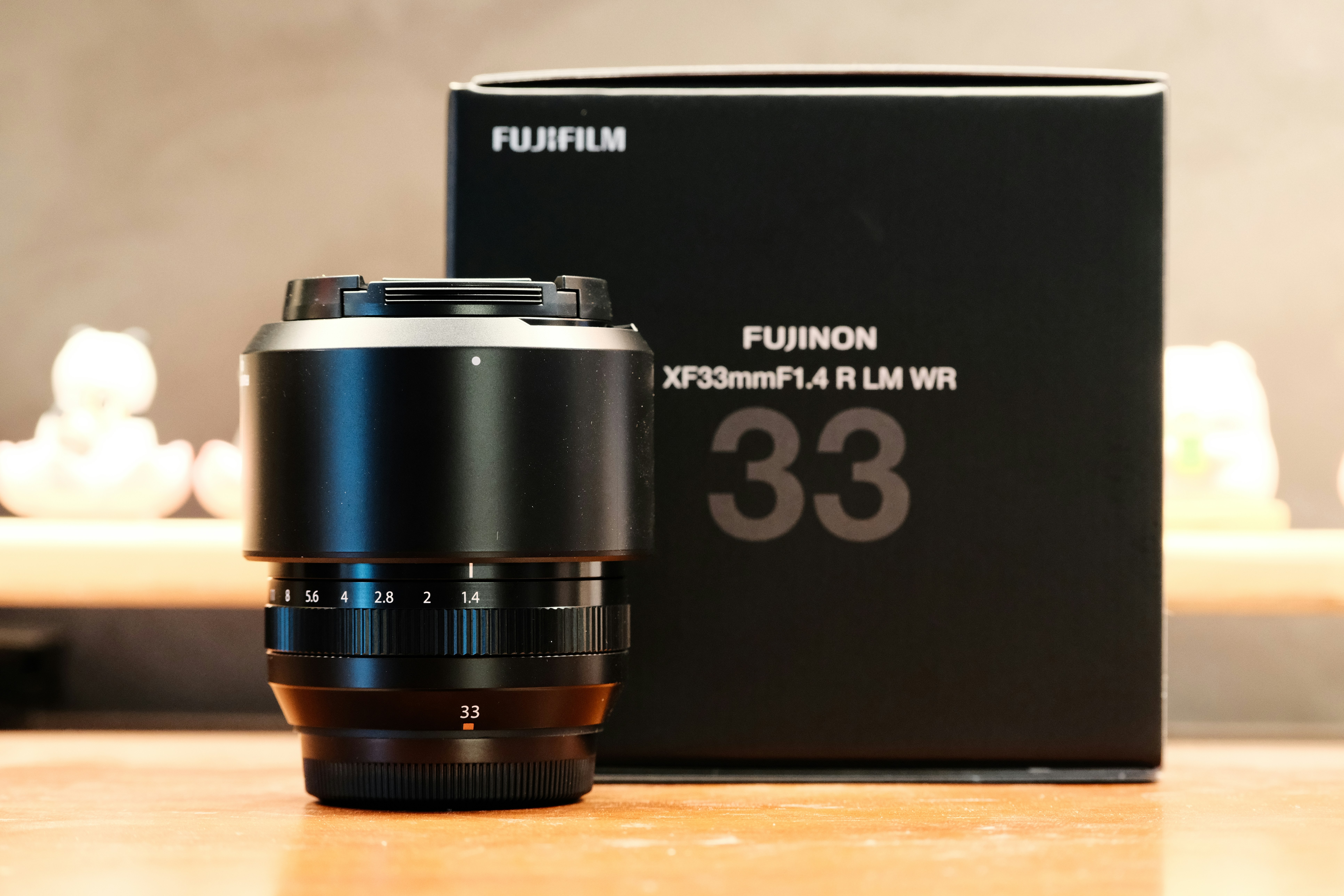 A fujifilm lens sits next to its box. photo – Free Photo Image on Unsplash