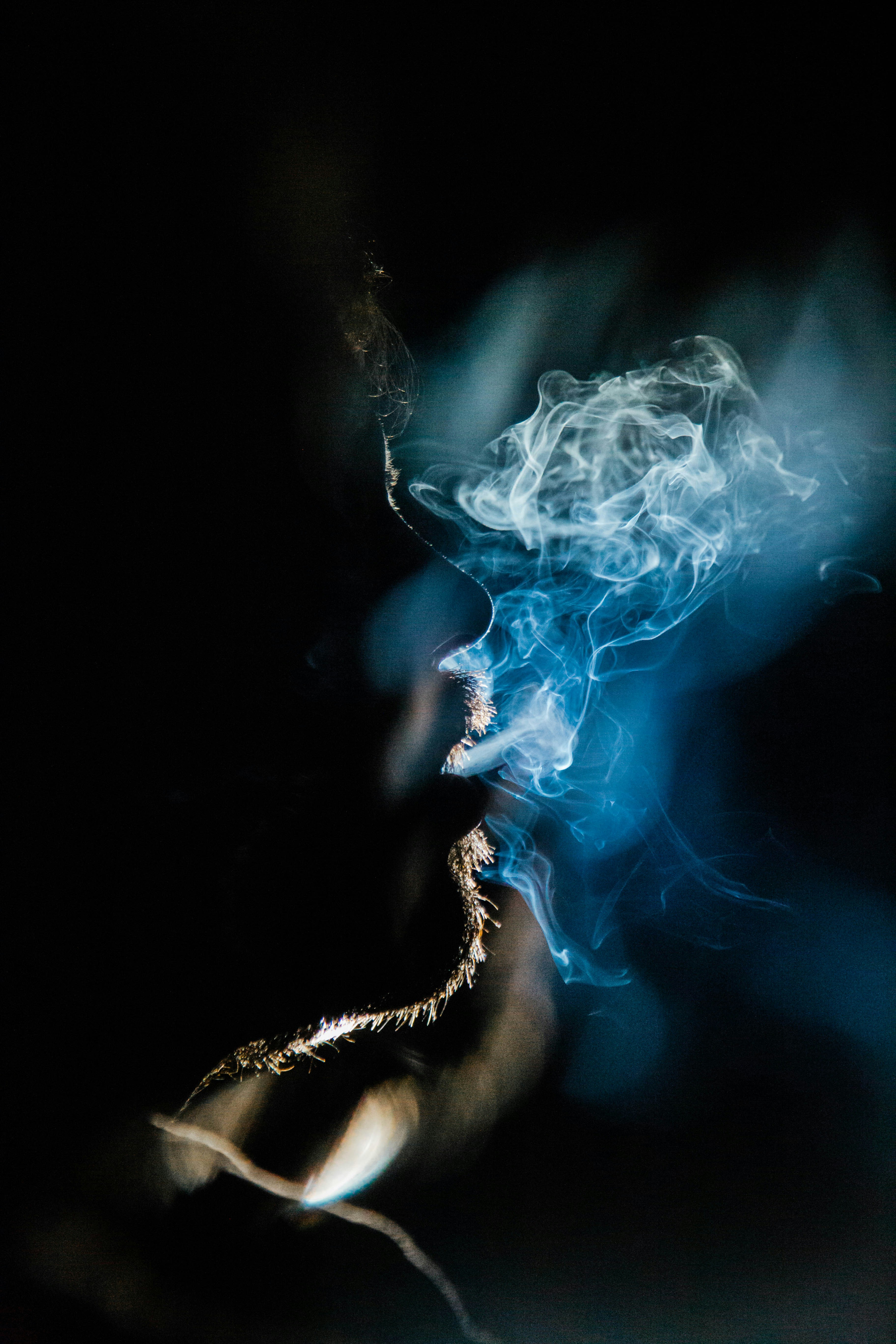 El humo se enrosca sobre un fondo oscuro. foto – Imagen de Oscuro ...