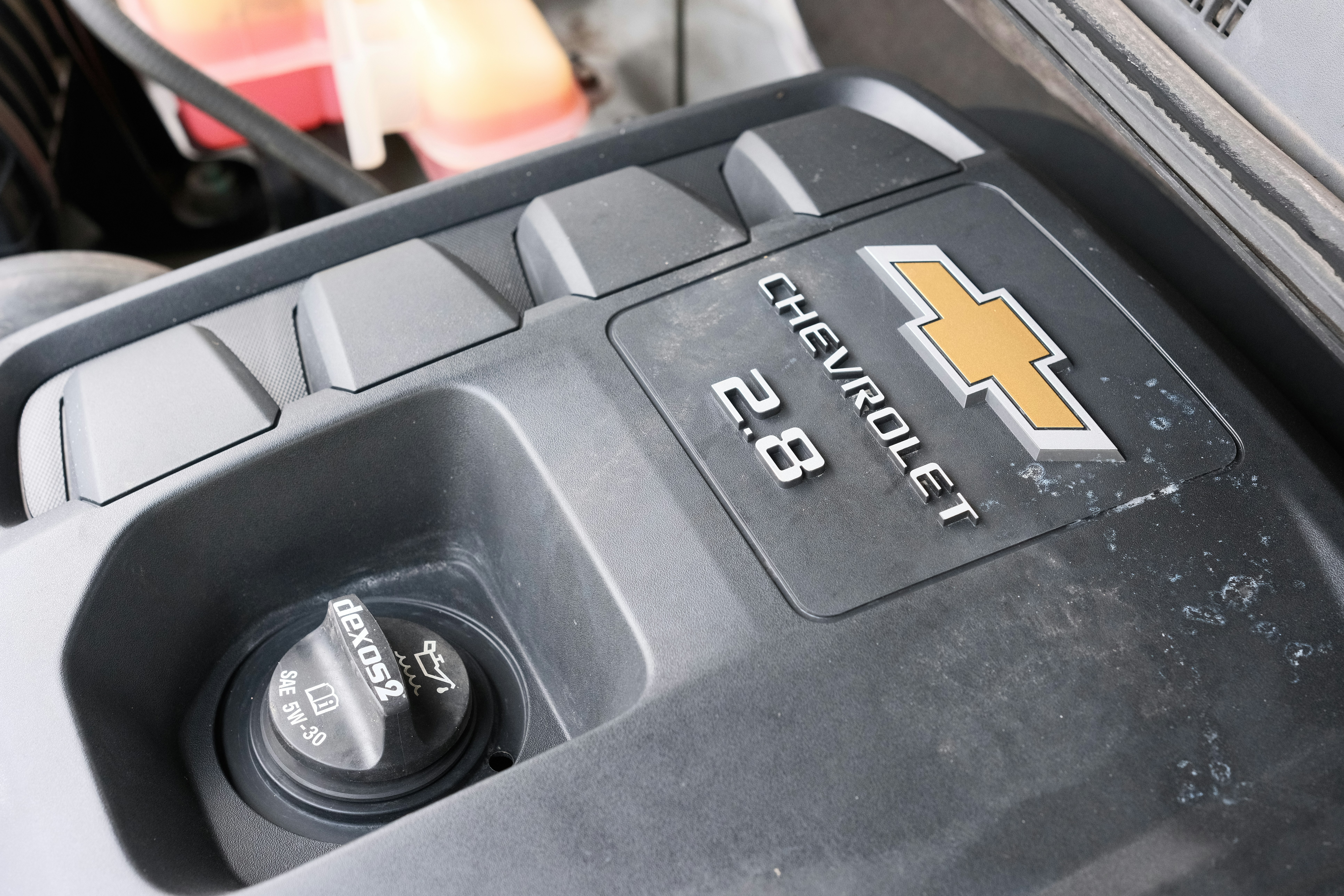 A chevrolet 2.8 engine cover. photo – Free Car Image on Unsplash